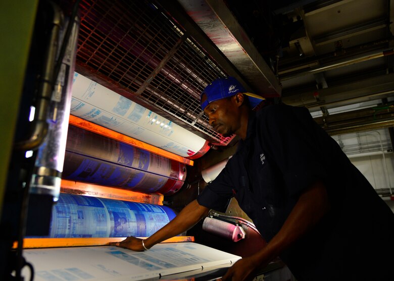 Behind the scenes at the creation of an Airlifter newspaper > Dover Air ...