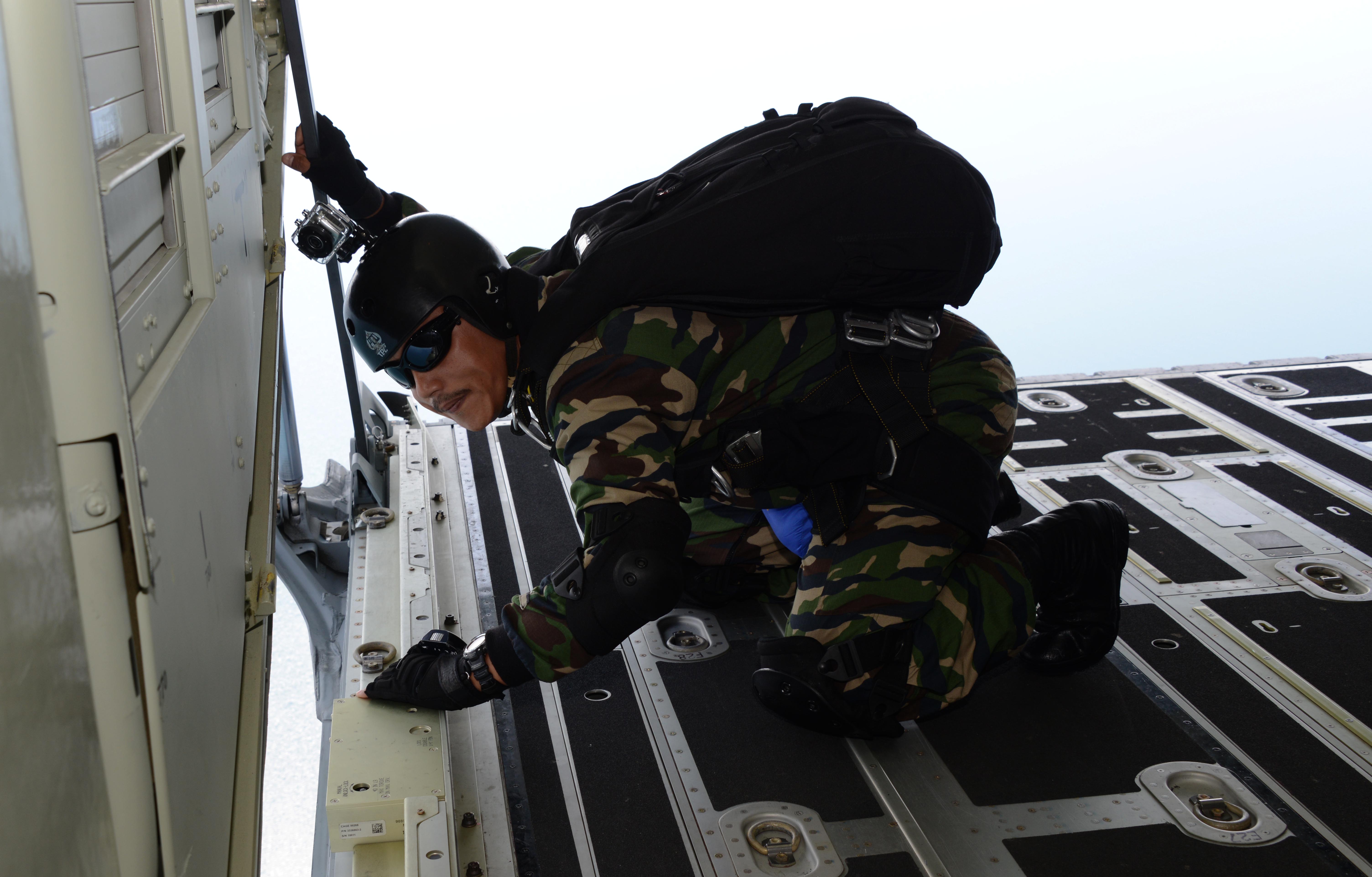 USAF, RMAF complete HALO jumps during Exercise Teak Mint > Pacific Air ...