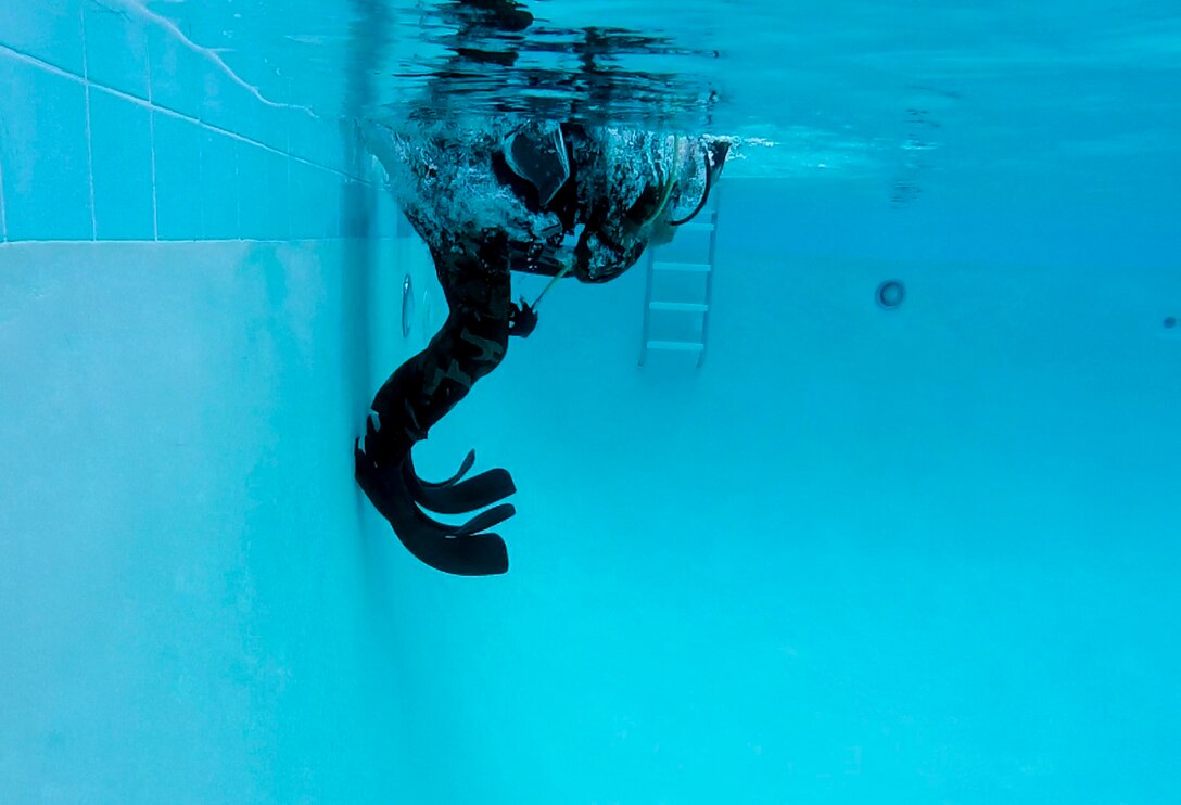 Marines and Sailors Qualify as Dive Supervisors