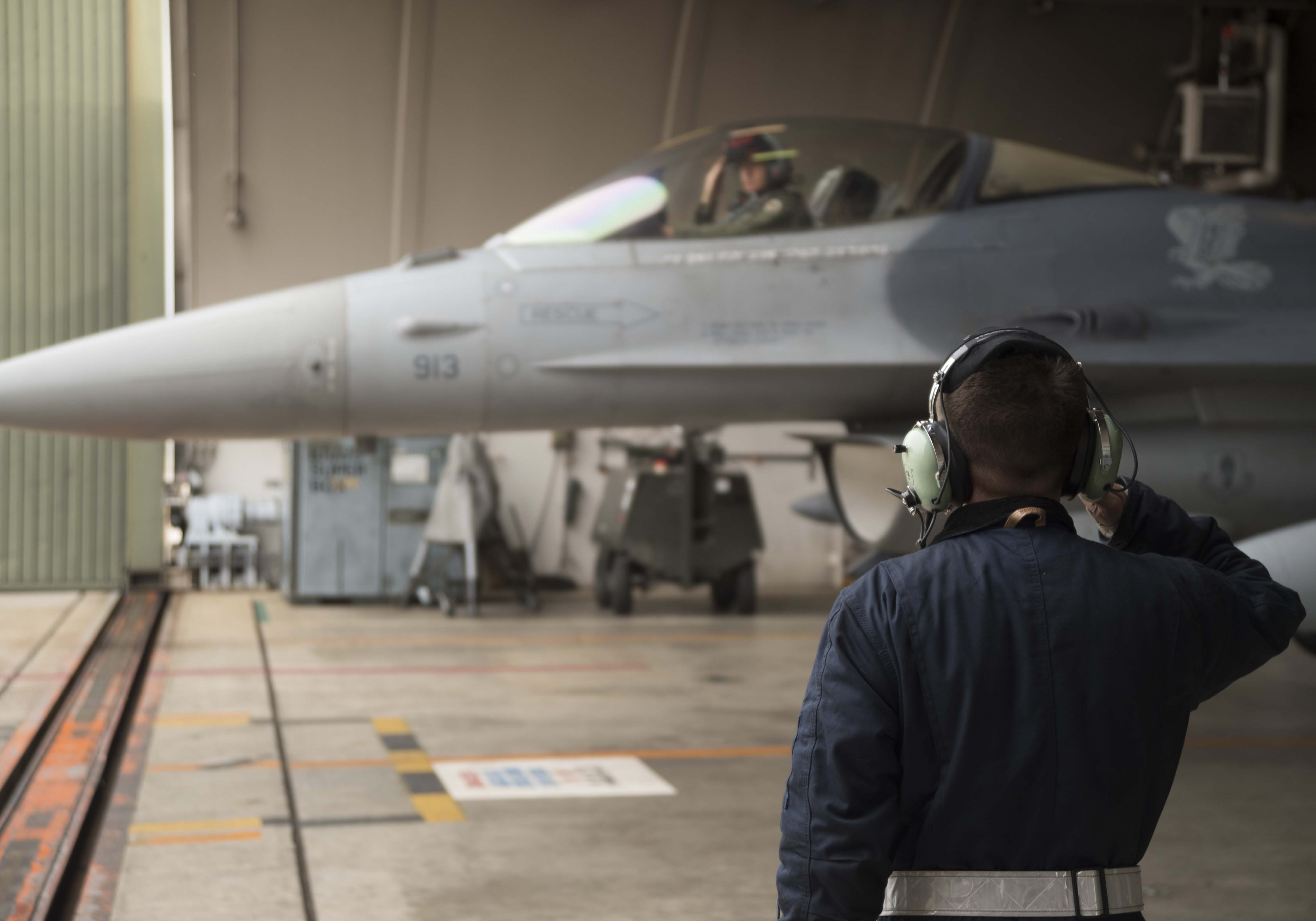 Crew chiefs generate Fighting Falcons before Sunrise > Misawa Air Base ...