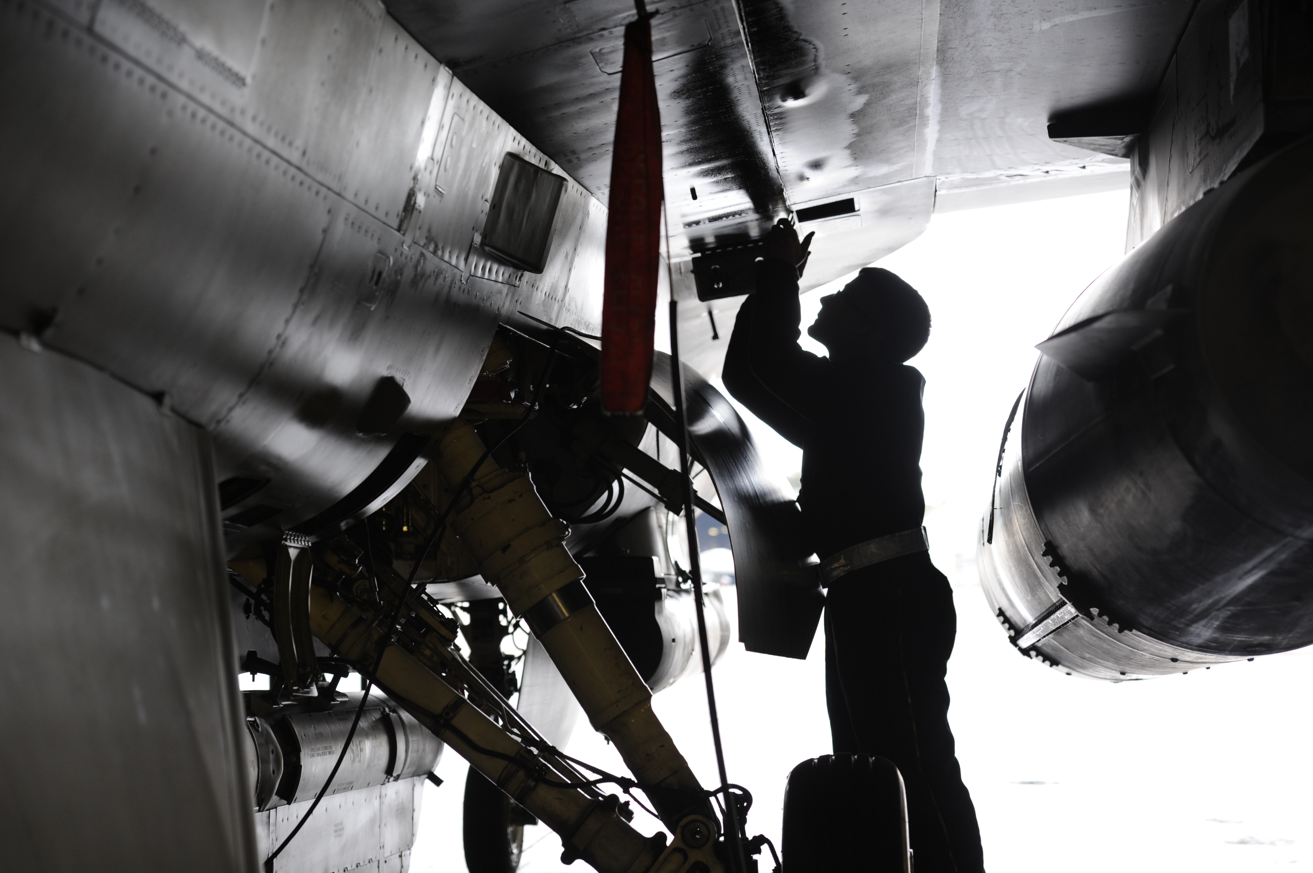 Crew chief generate Fighting Falcons before Sunrise