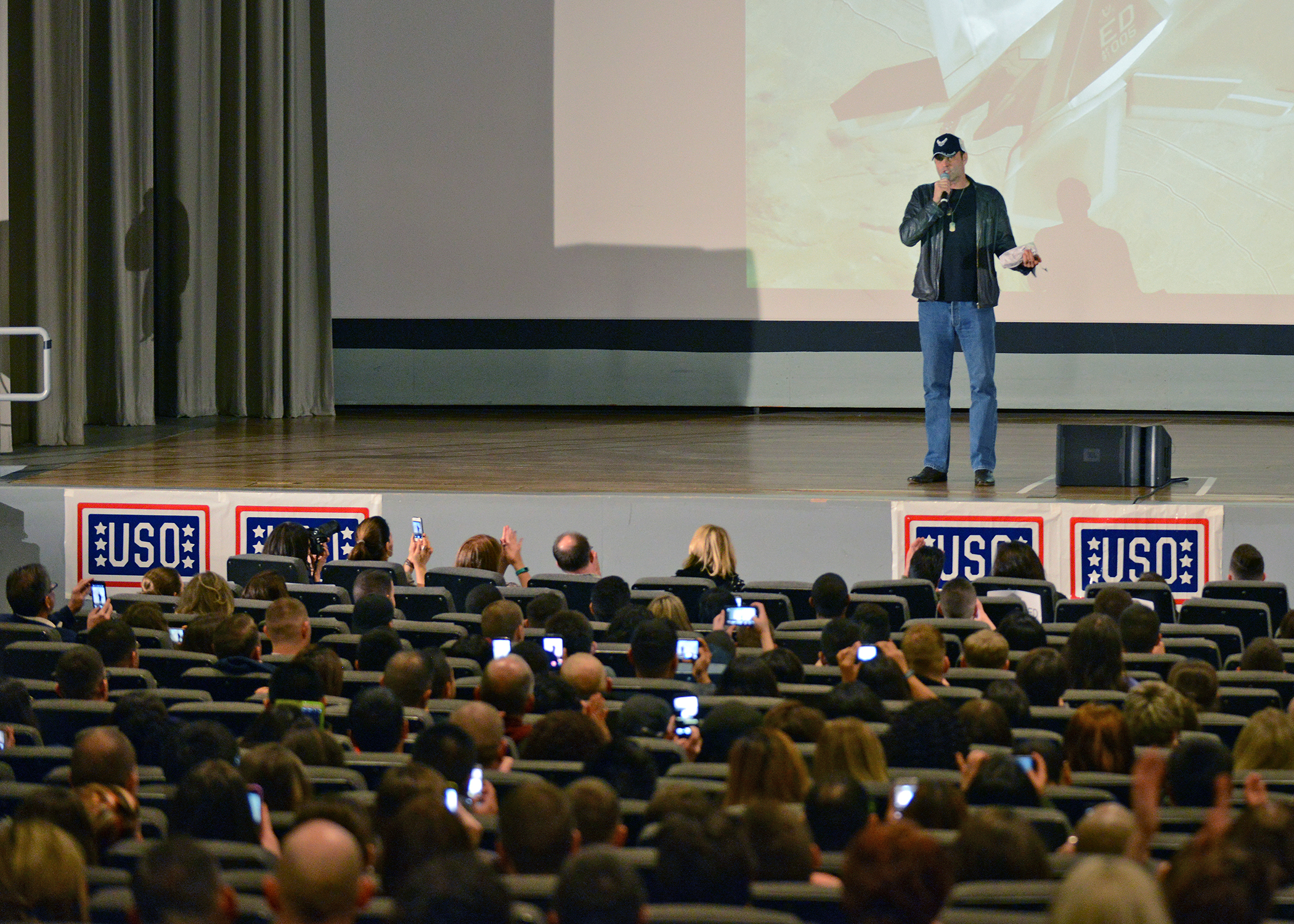 Vince Vaughn treats troops at Edwards to advance USO screening of new ...