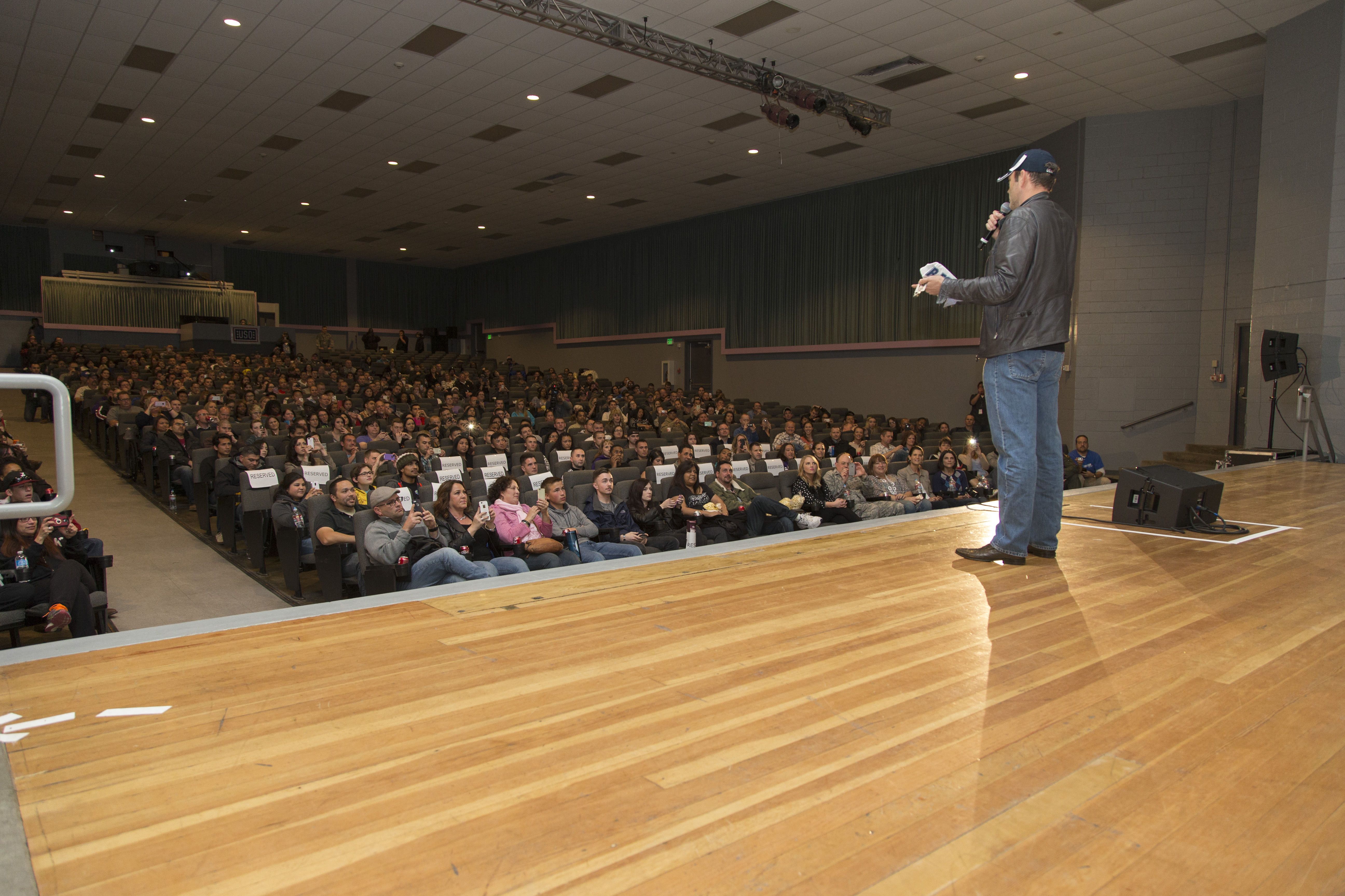 Vince Vaughn treats troops at Edwards to advance USO screening of new ...