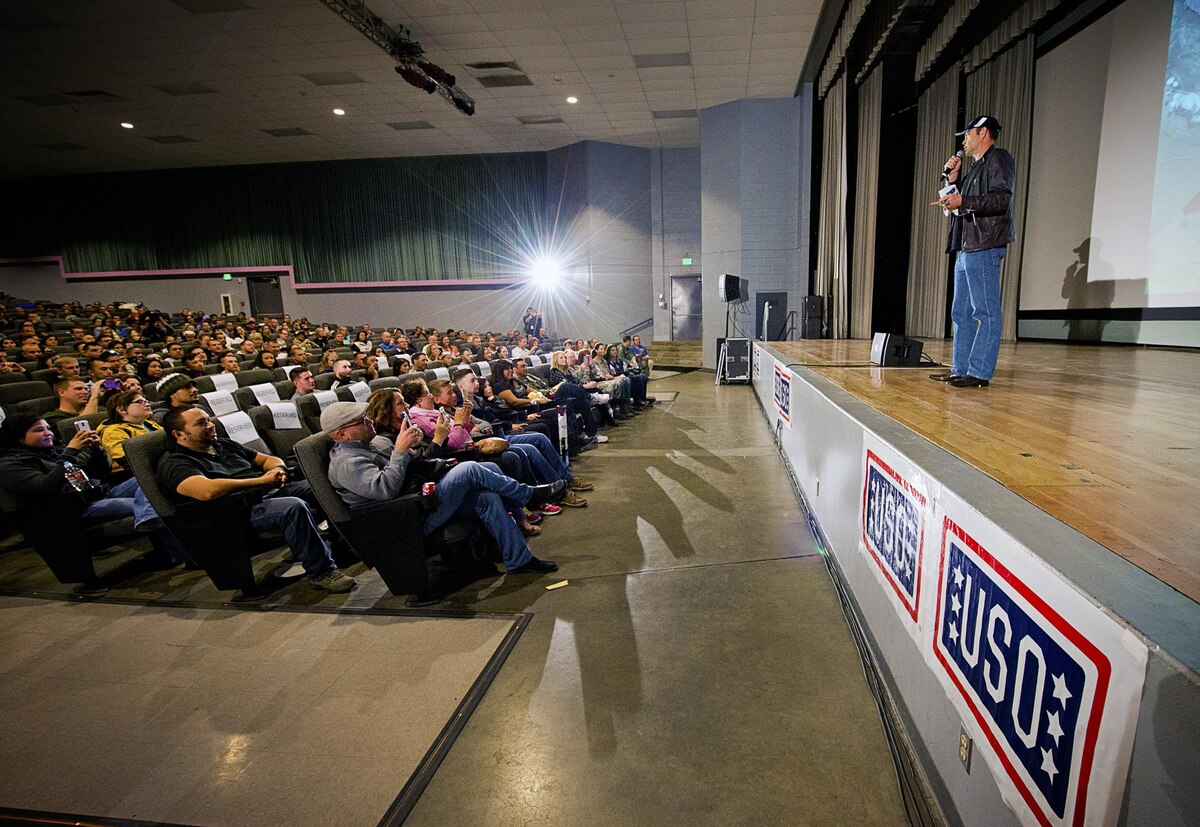 Vince Vaughn, USO Bring 'Unfinished Business' to Edwards AFB > Air ...