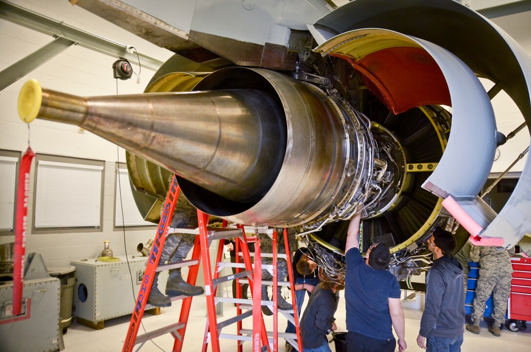 Airmen and students train on the F108 turbofan engine