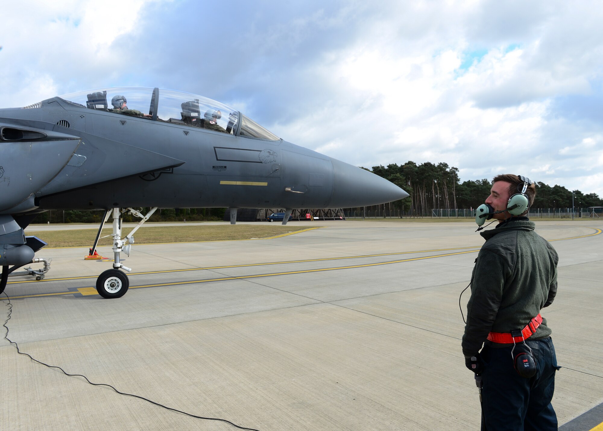 Airmen rival NASCAR pit crews on flightline > Royal Air Force ...