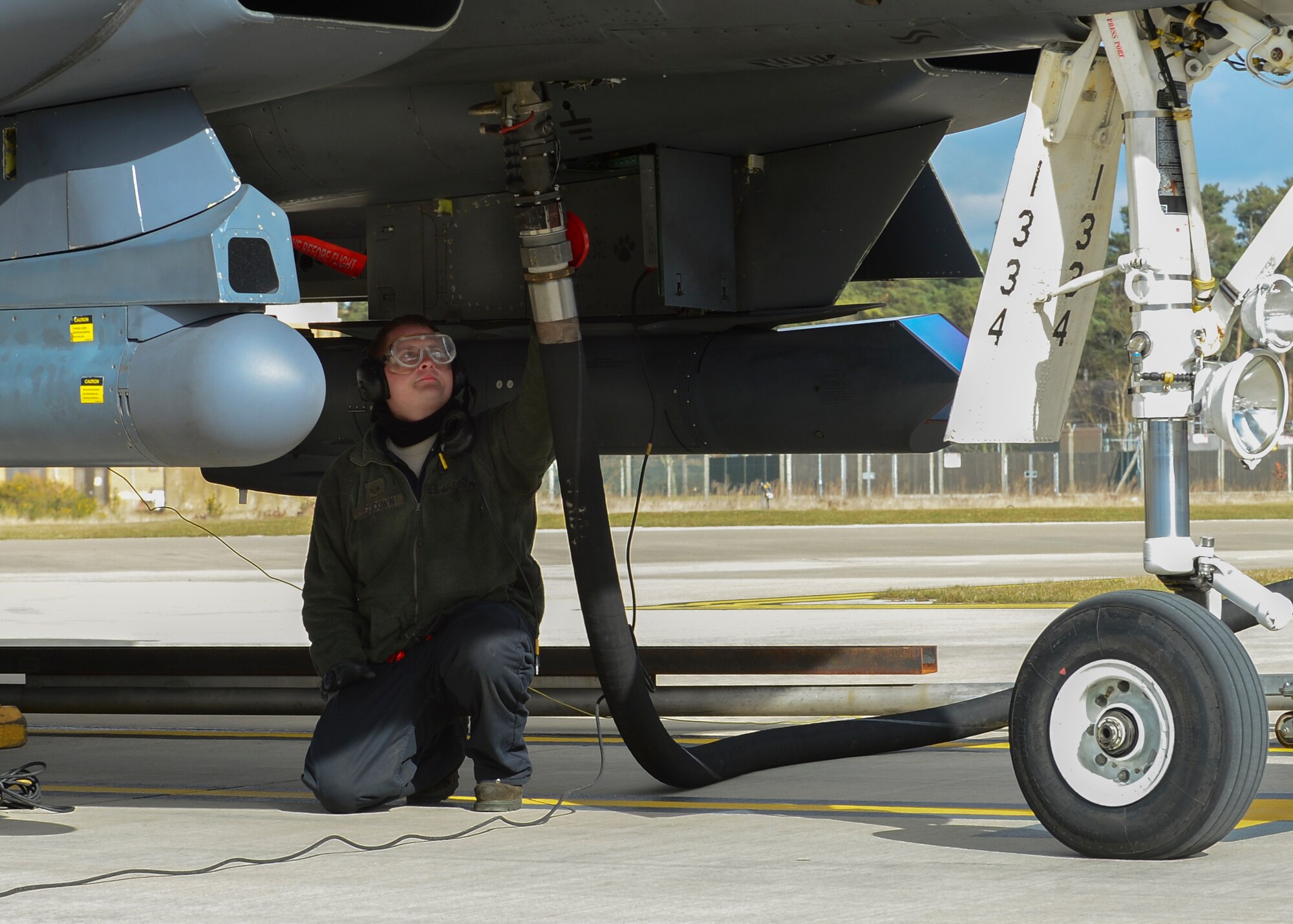 Airmen rival NASCAR pit crews on flightline > Royal Air Force ...