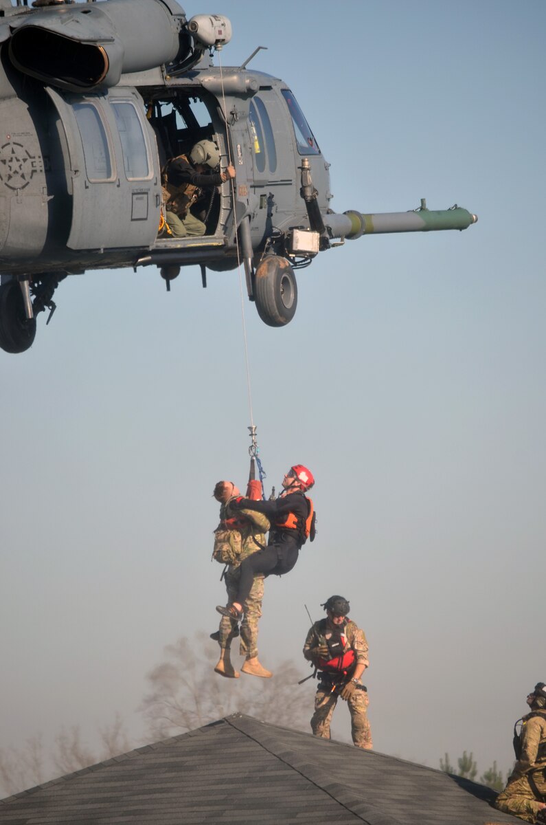 Rescue reservists sharpen skills at Guardian Centers > Air Reserve ...