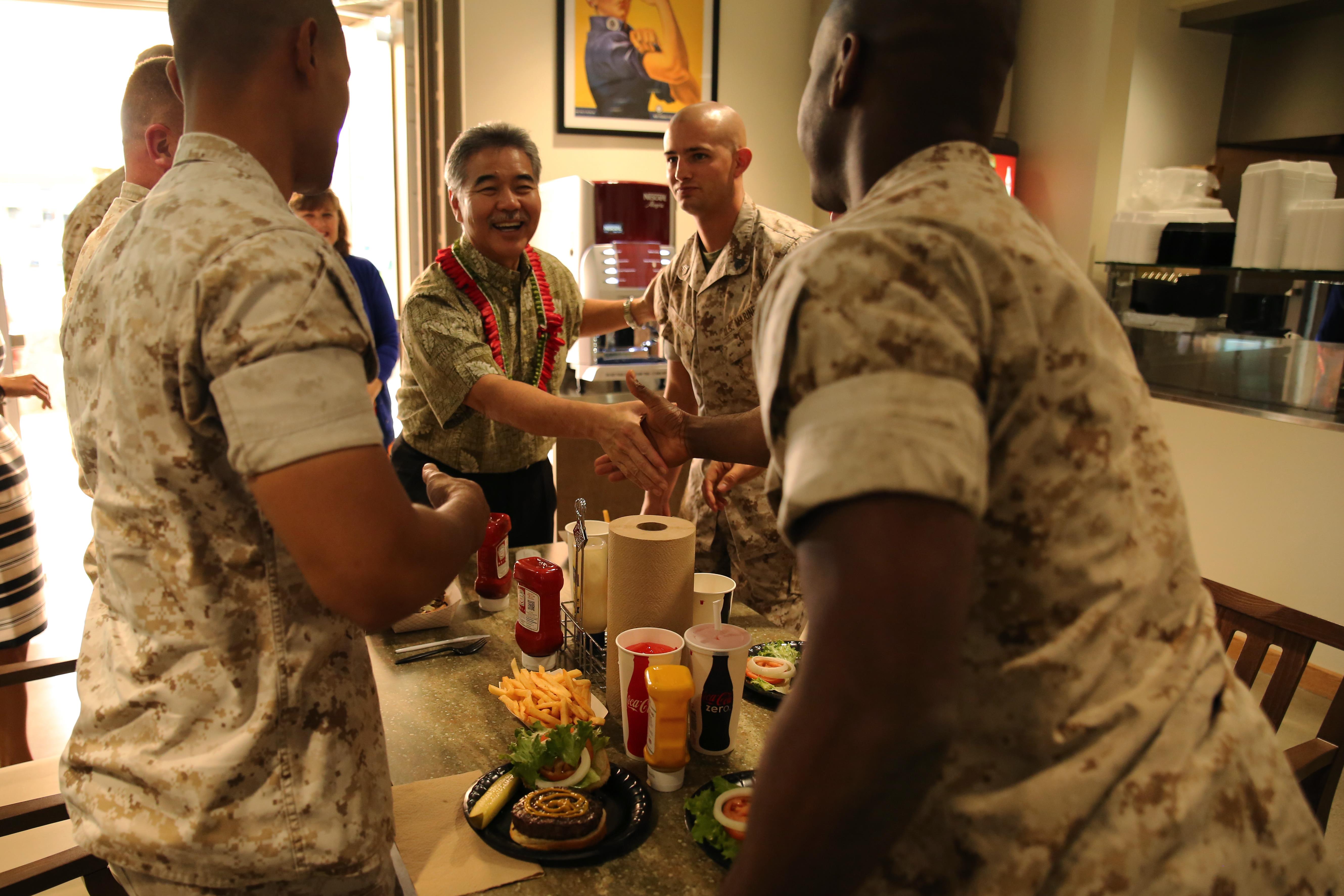 Com MARFORPAC hosts Hawaii governor at MCBH