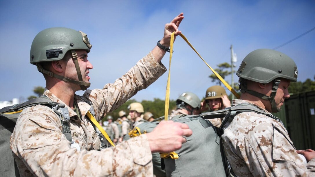 Joint Effort: Soldiers teach Marines to become jumpmasters