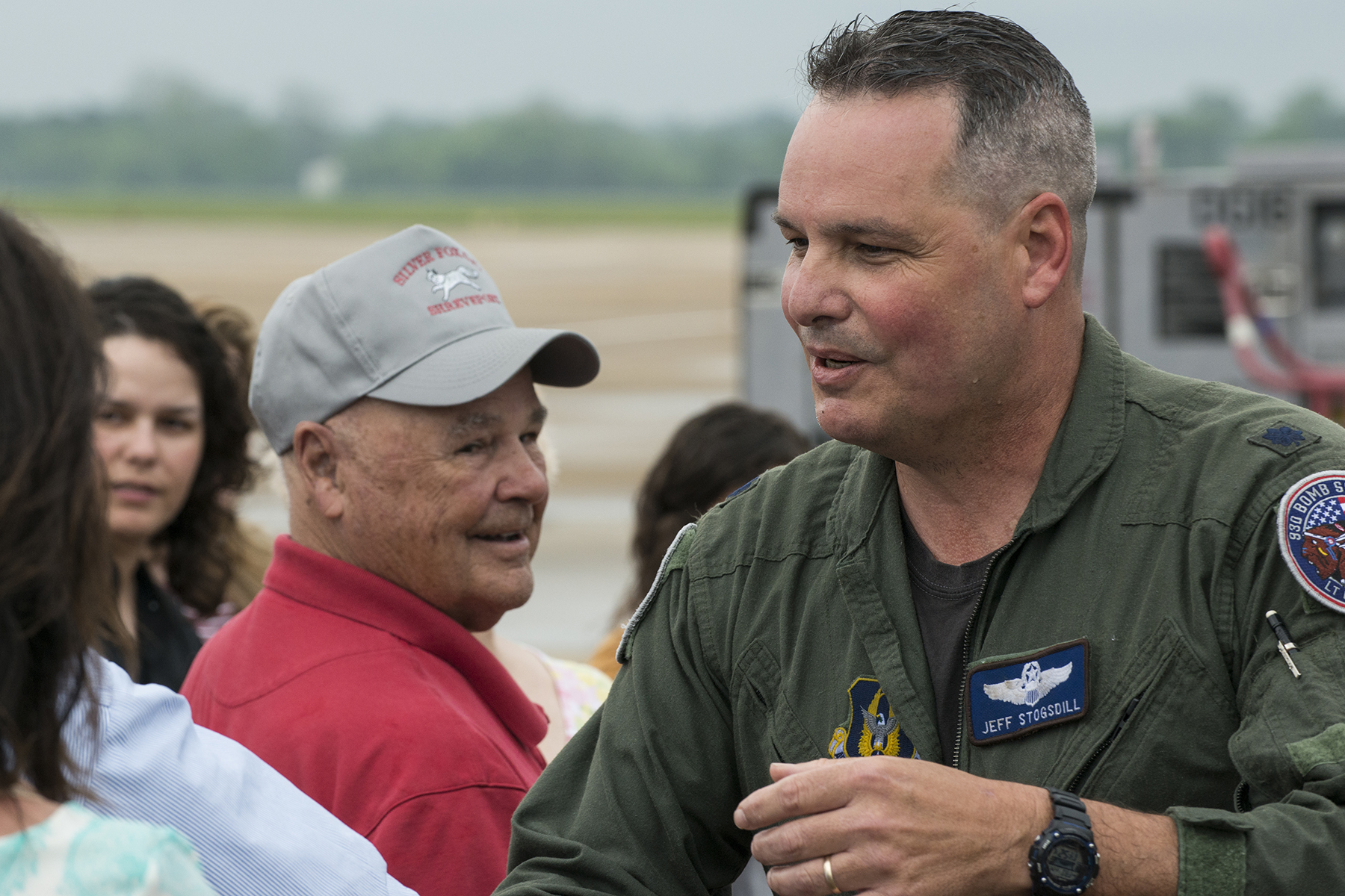 Lt. Cols. Stogsdill and Knesek take their final flight > 307th Bomb ...