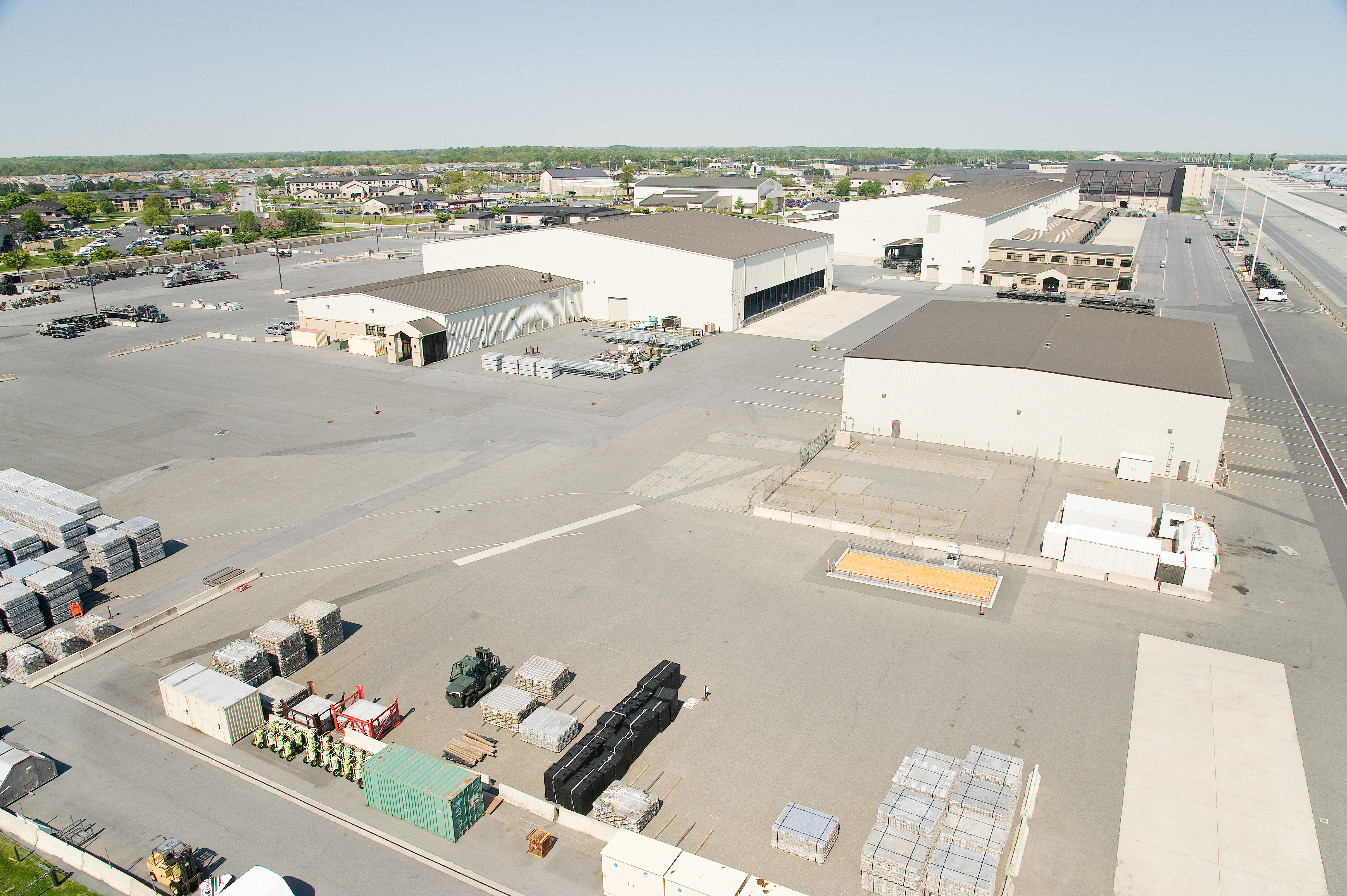 Snapshot: 436th APS Port Dawgs move cargo and people > Dover Air Force ...