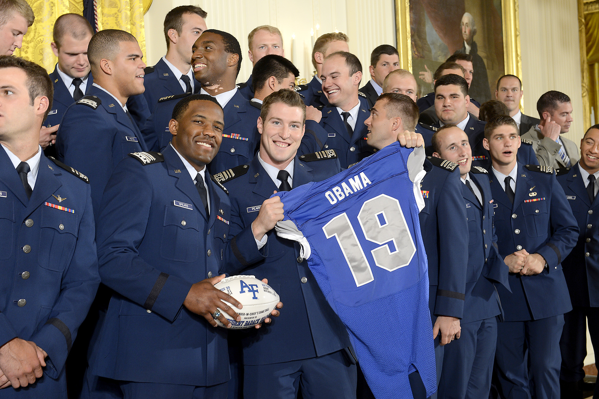 Academy receives Commander-in-Chief’s Trophy from president > Air Force ...