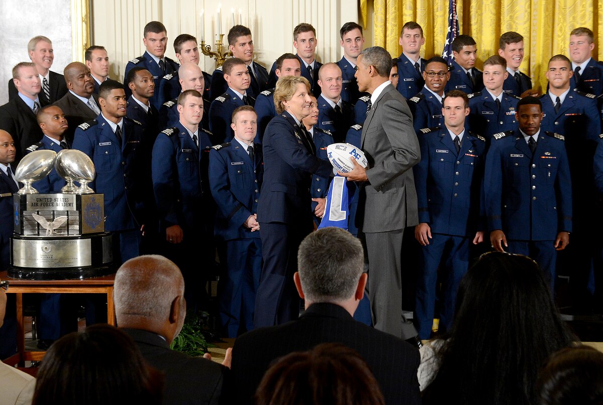 Academy receives Commander-in-Chief's Trophy from president > U.S. Air ...