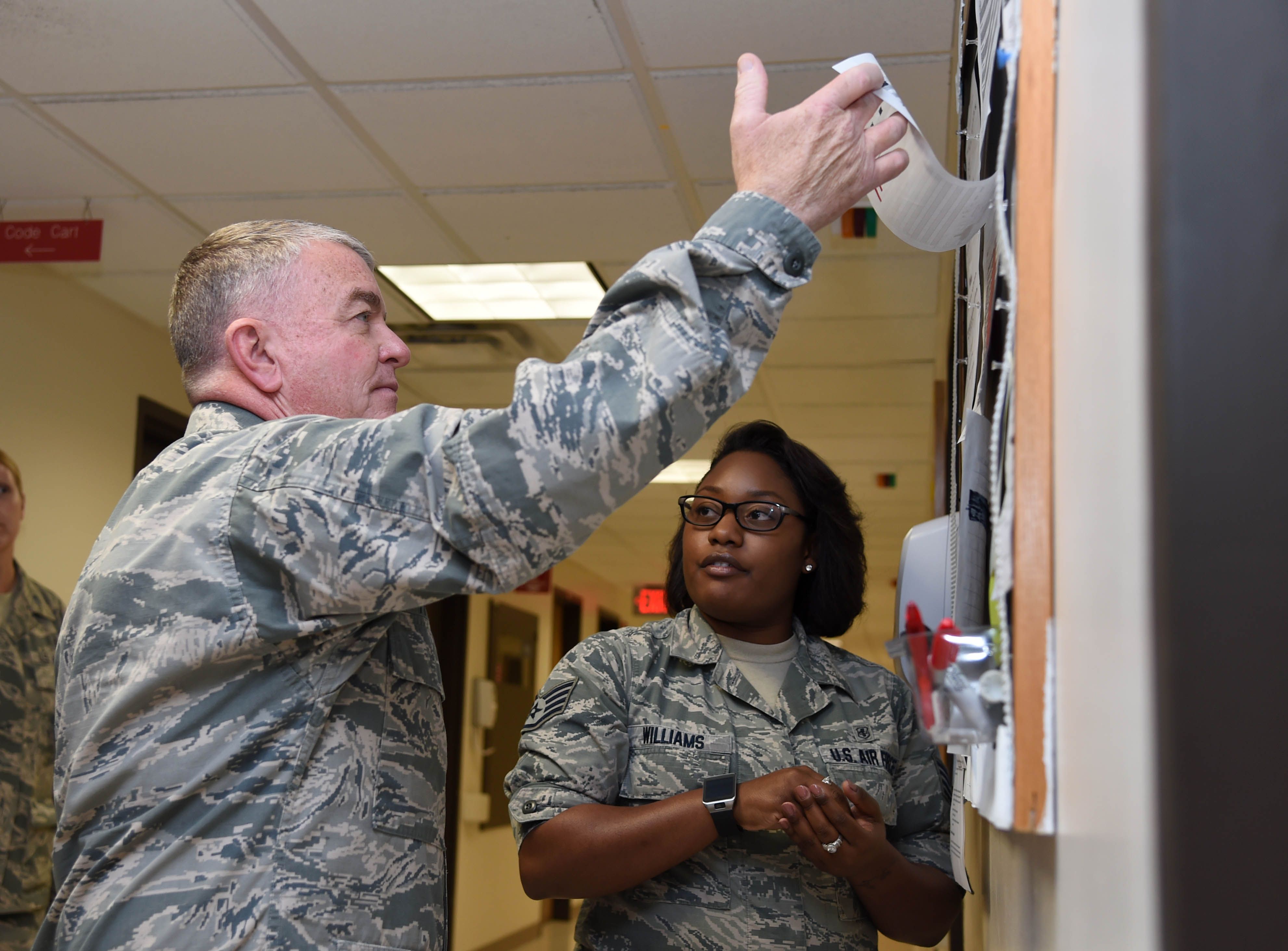AF Surgeon General makes stop at Wilford Hall as last official visit