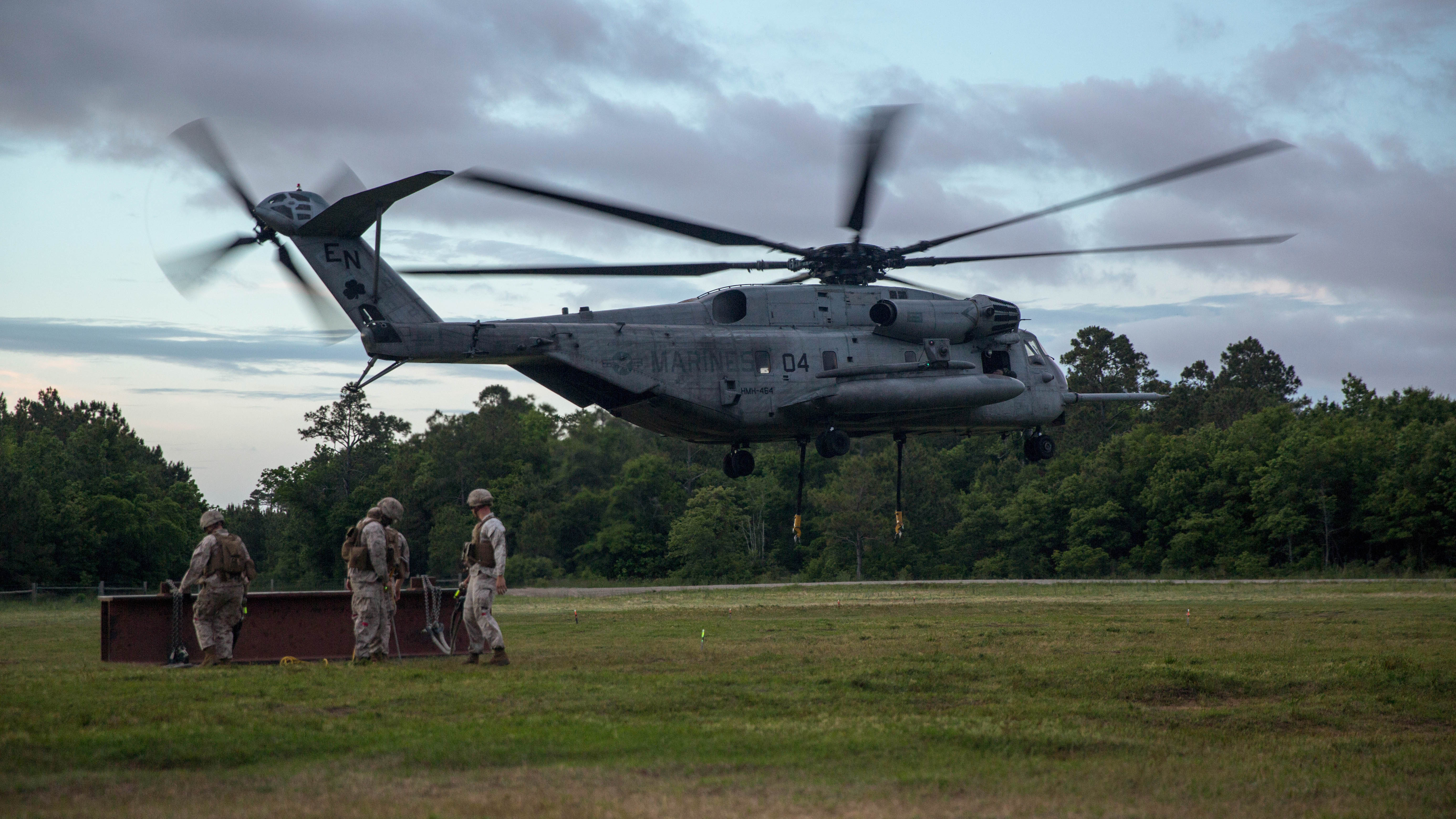 CLB-22 Marines, CH-53E pilots perform external lifts > United States ...