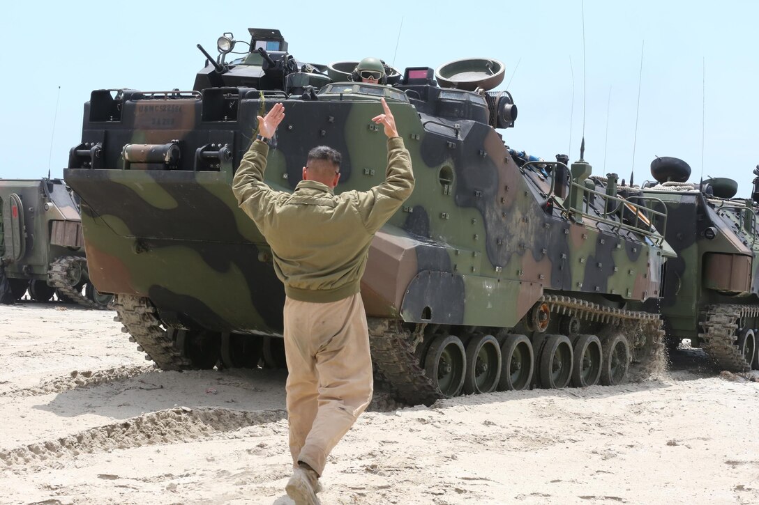 Integrated Task Force AAV Platoon starts water-borne MCOTEA assessment