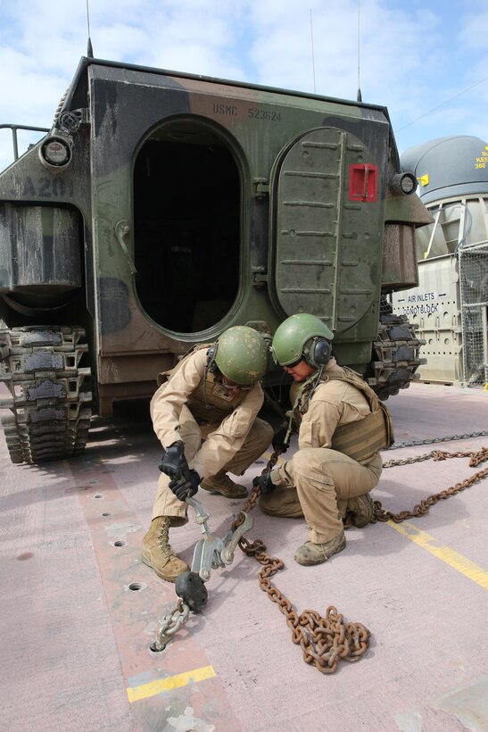 Integrated Task Force AAV Platoon starts water-borne MCOTEA assessment