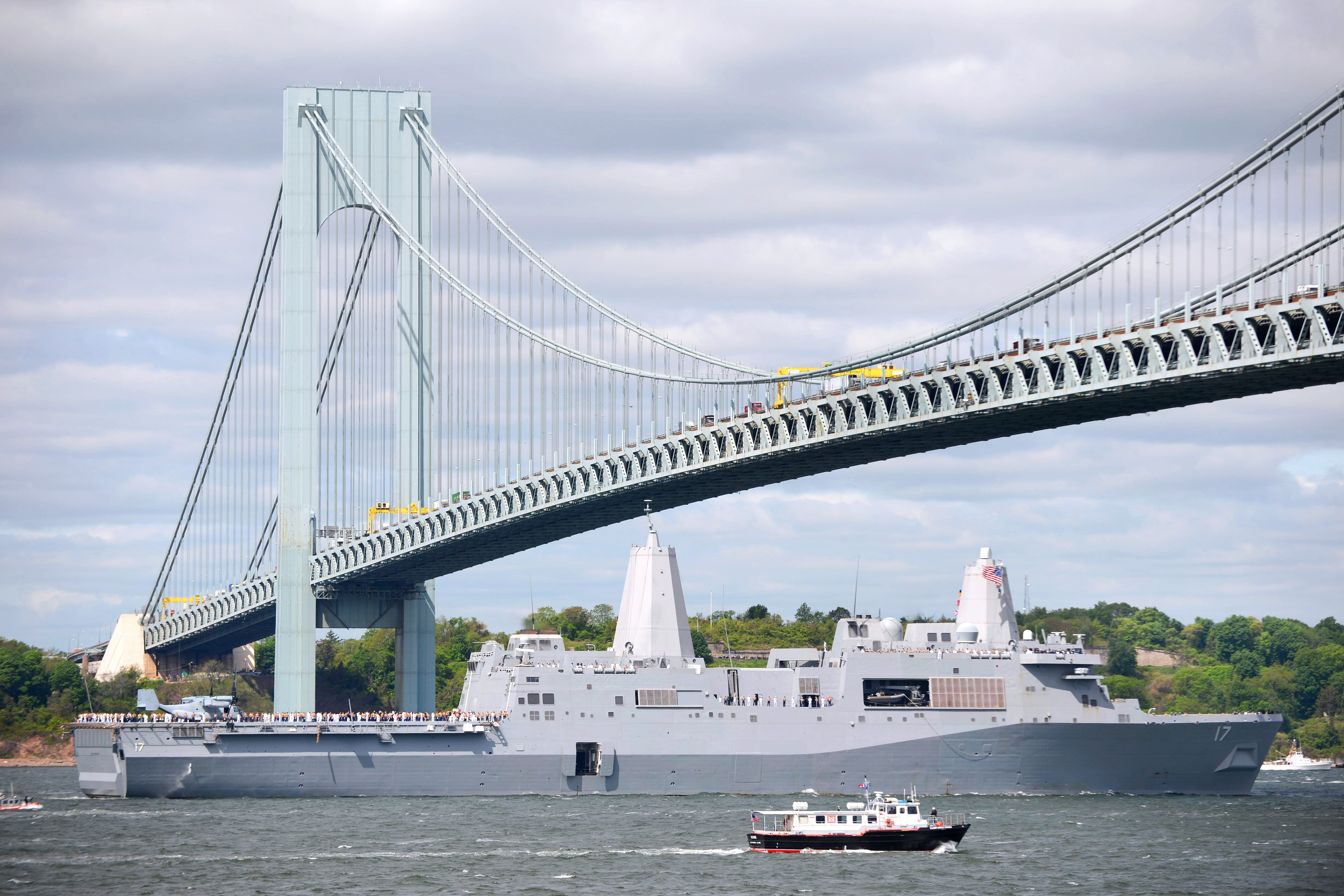 The U.S. Navy amphibious transport dock ship USS San Antonio enters New ...