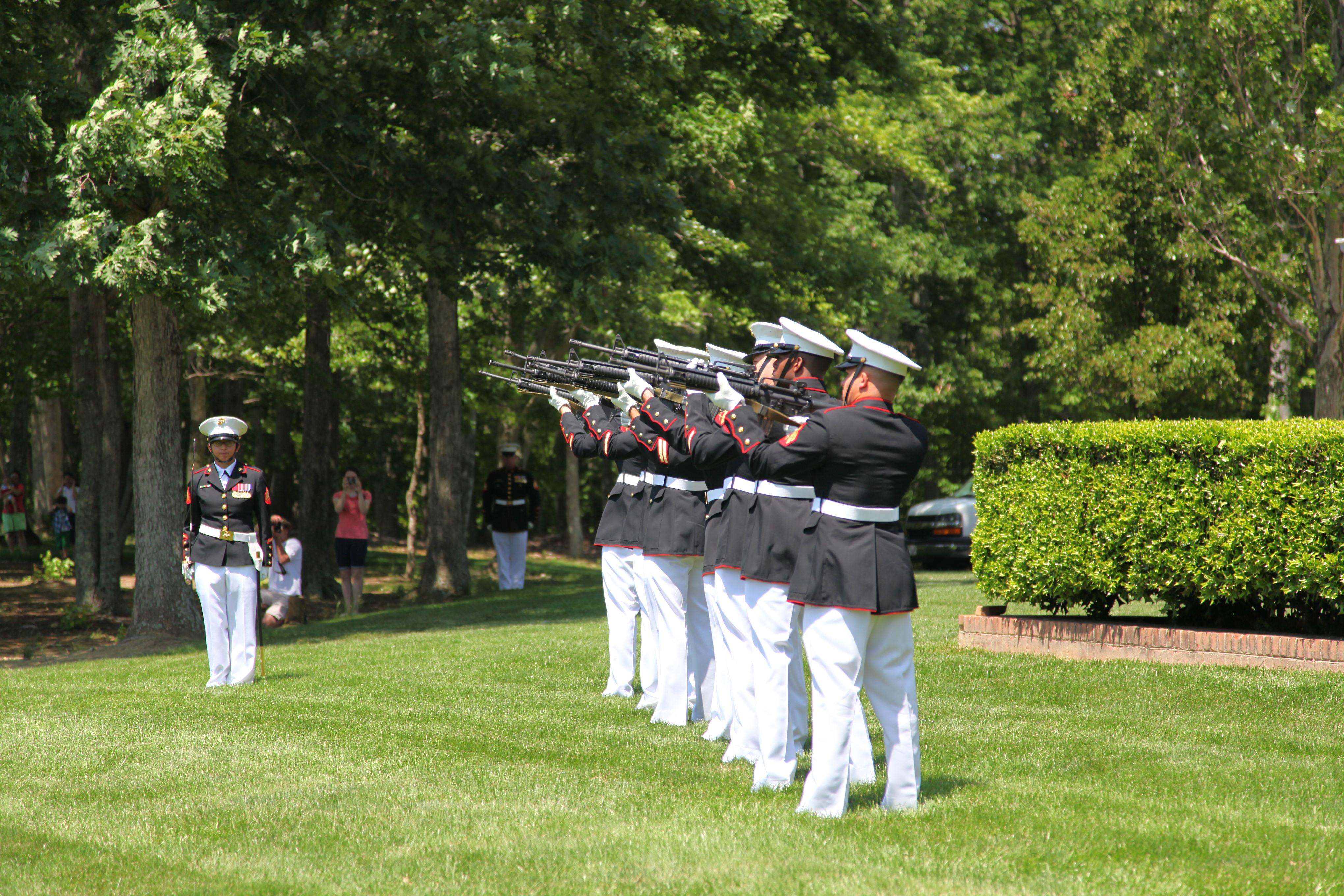 Memorial Day ceremony draws hundreds to Quantico National Cemetery ...