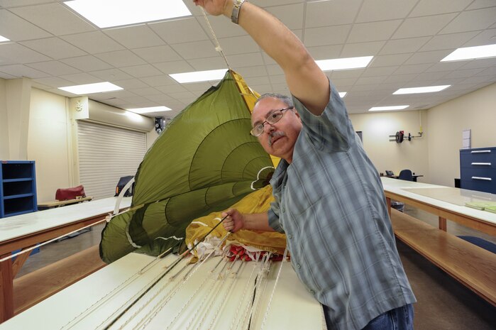 parachute packers
