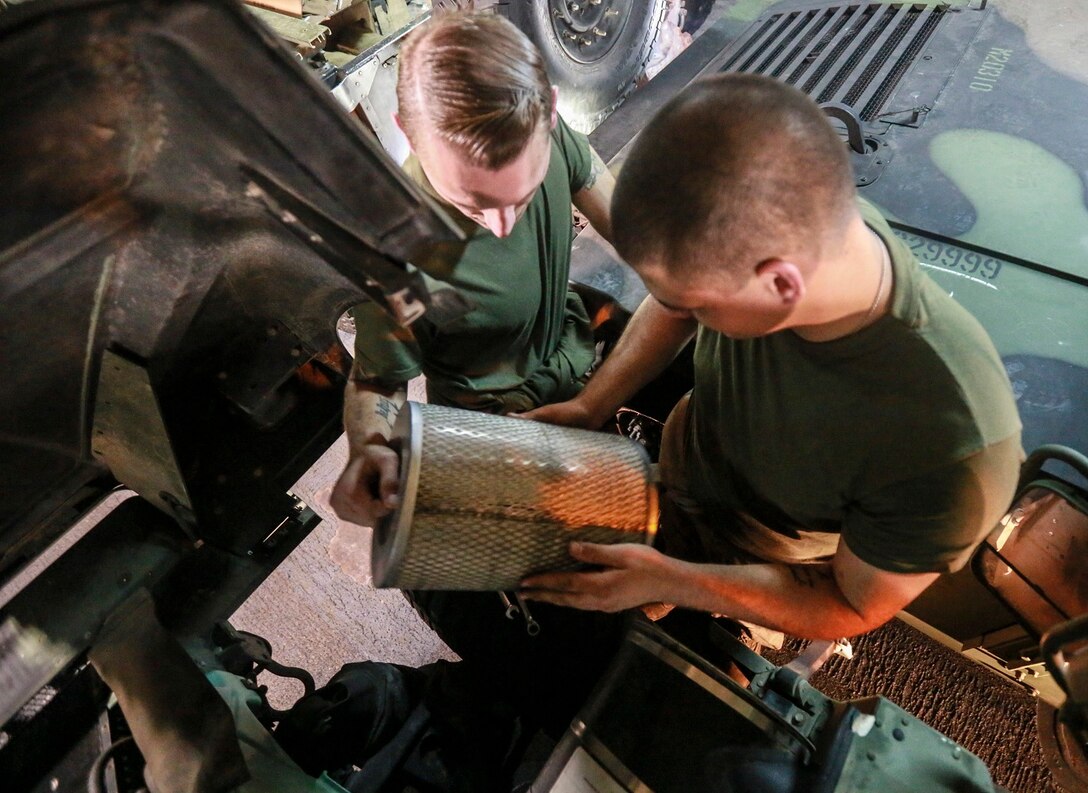 15th MEU Marines conduct Maintenance