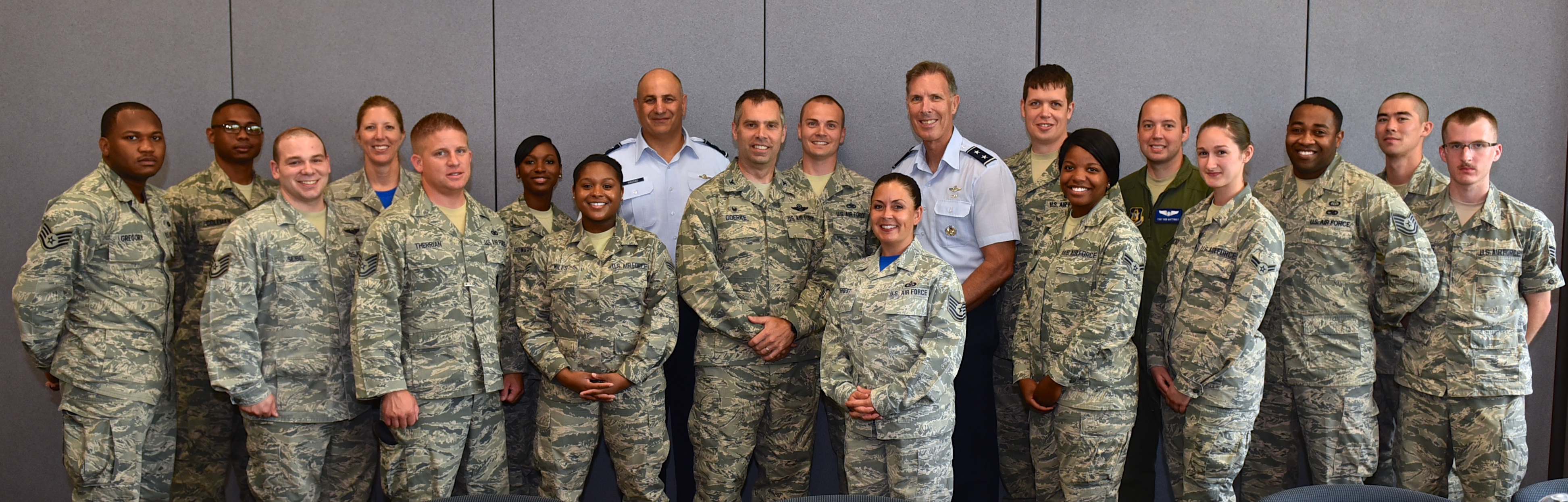 Special visit for deserving Airmen of the 932nd Airlift Wing > 932nd ...