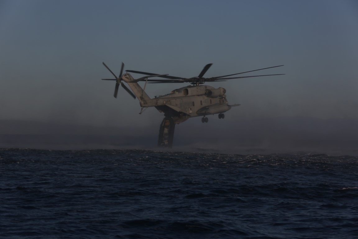 1st Recon conducts helocast training