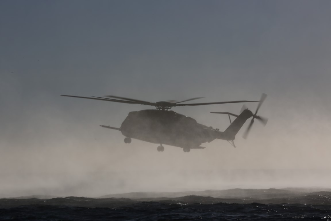 1st Recon conducts helocast training