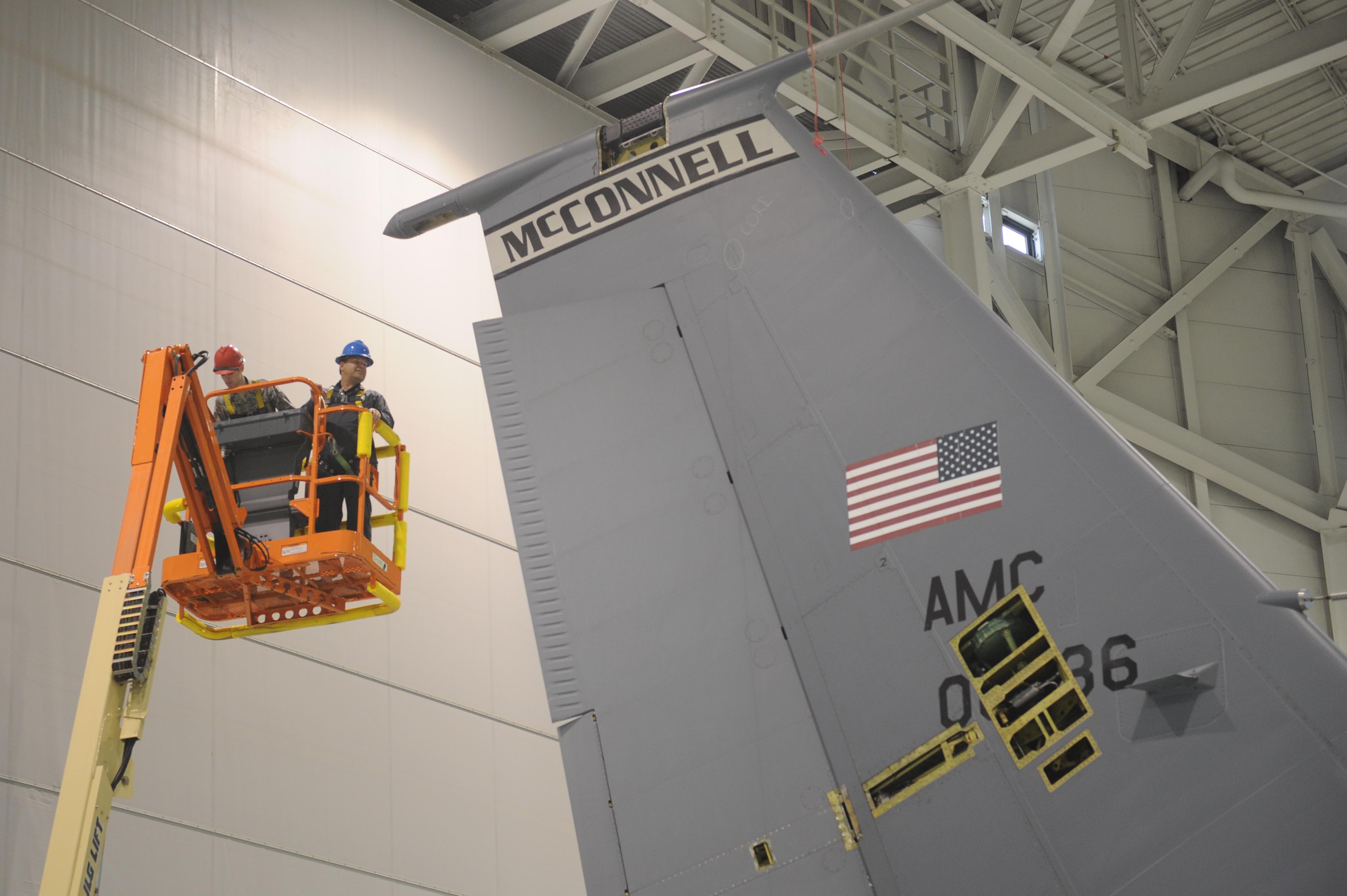 McConnell showcases mission to AMC commander, civic leaders > Air ...