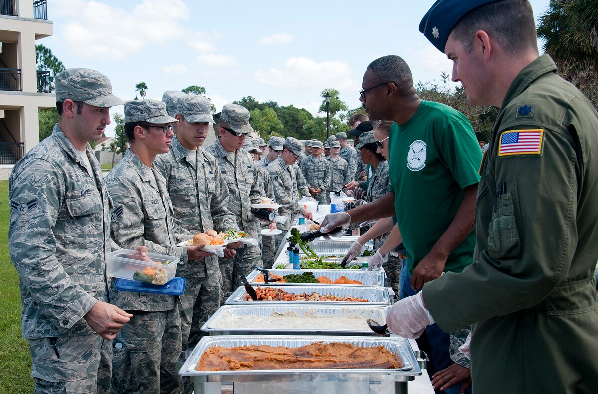 Airmen in dorms receive Thanksgiving meal > MacDill Air Force Base > News