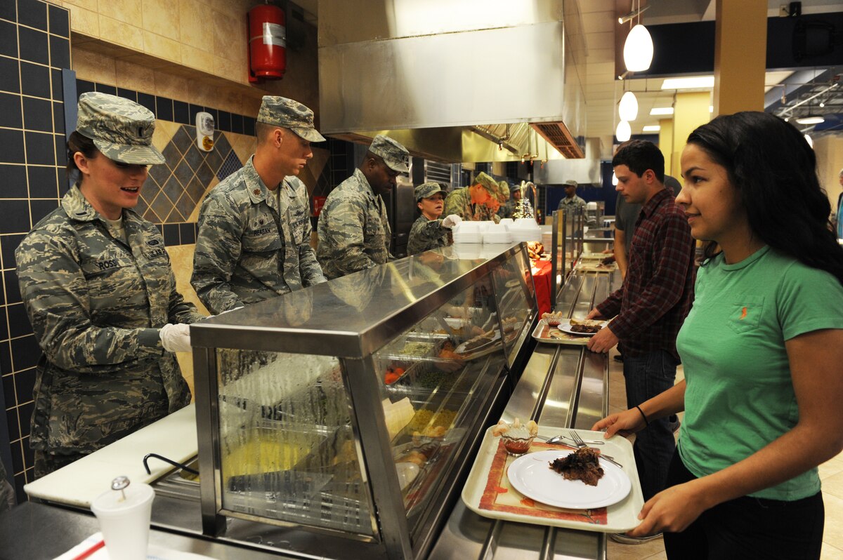 Team Moody serves up Thanksgiving day meal > Air Combat Command > News