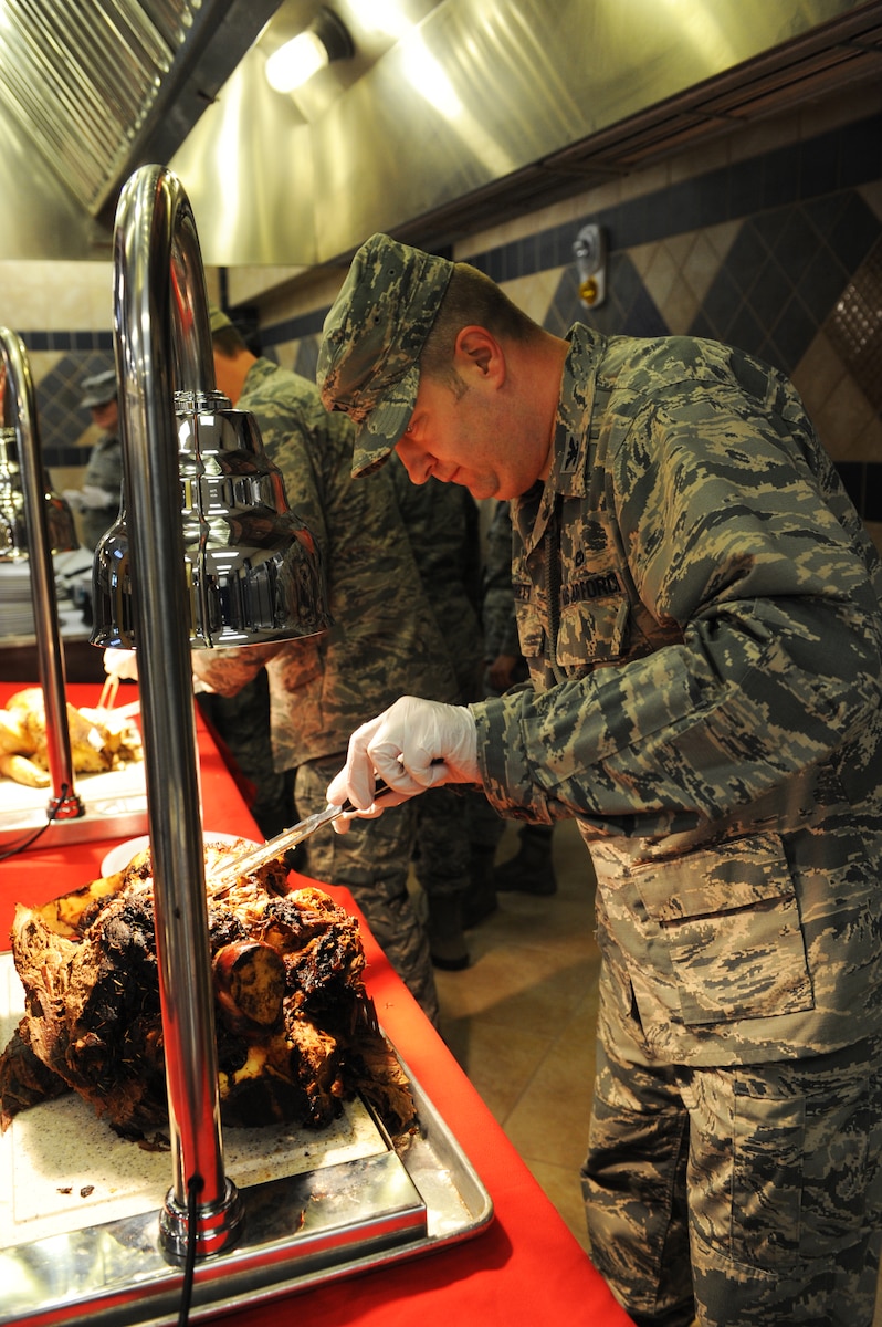 Team Moody serves up Thanksgiving day meal > Air Combat Command ...