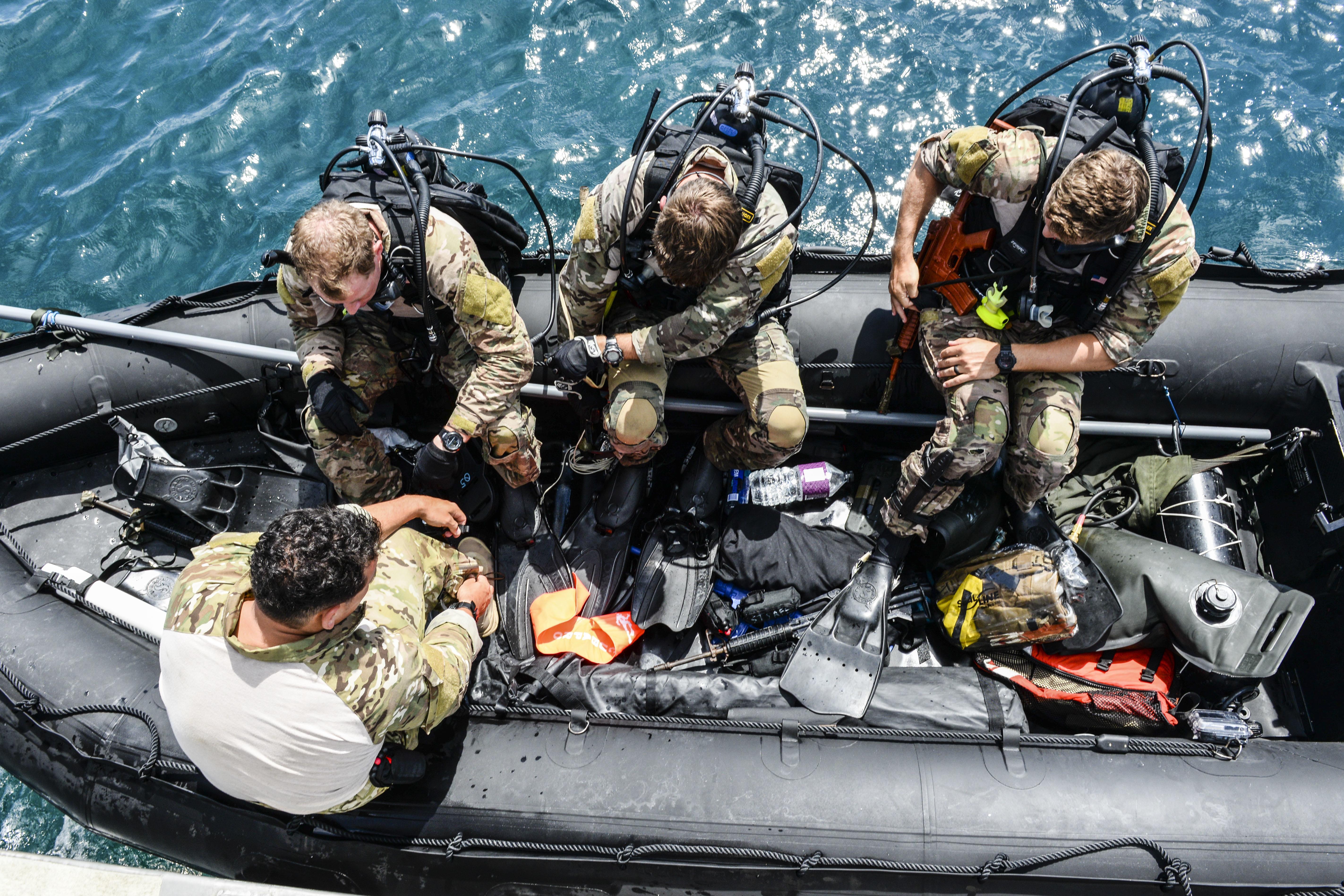 320th STS Airmen execute amphibious training