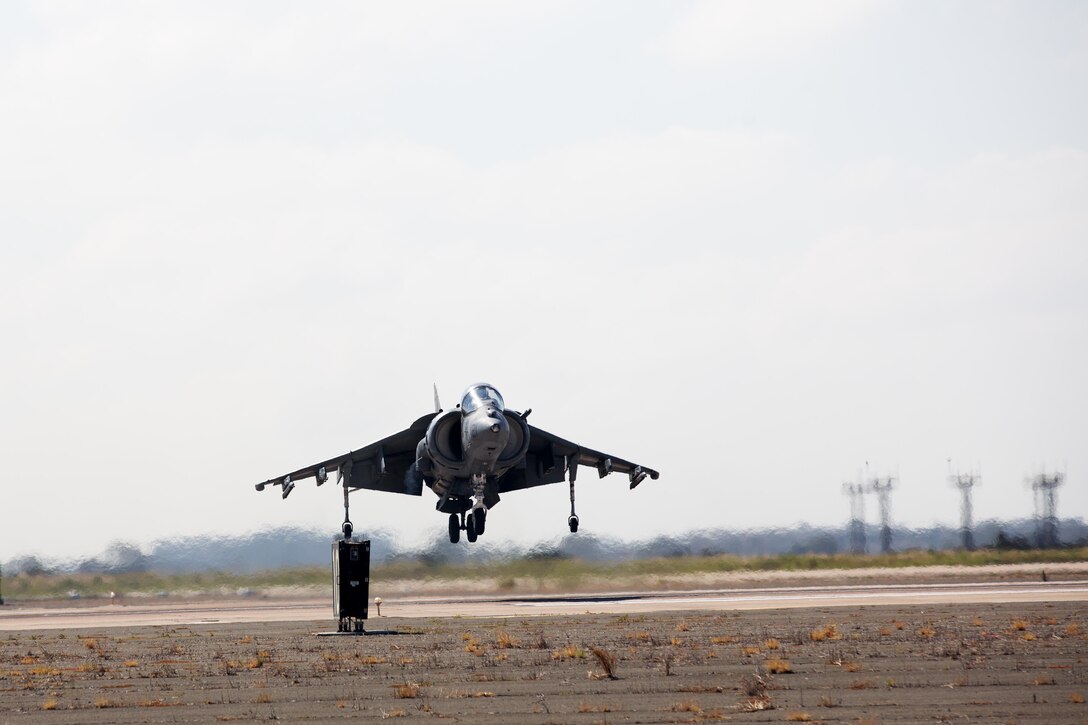 AV-8B Harrier shows off during 2015 MCAS Miramar Air Show