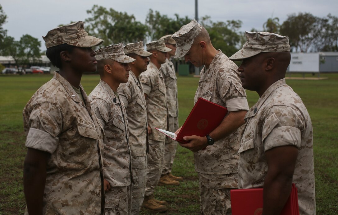 4th Marine Regiment commanding officer presents awards to MRF-D Marines