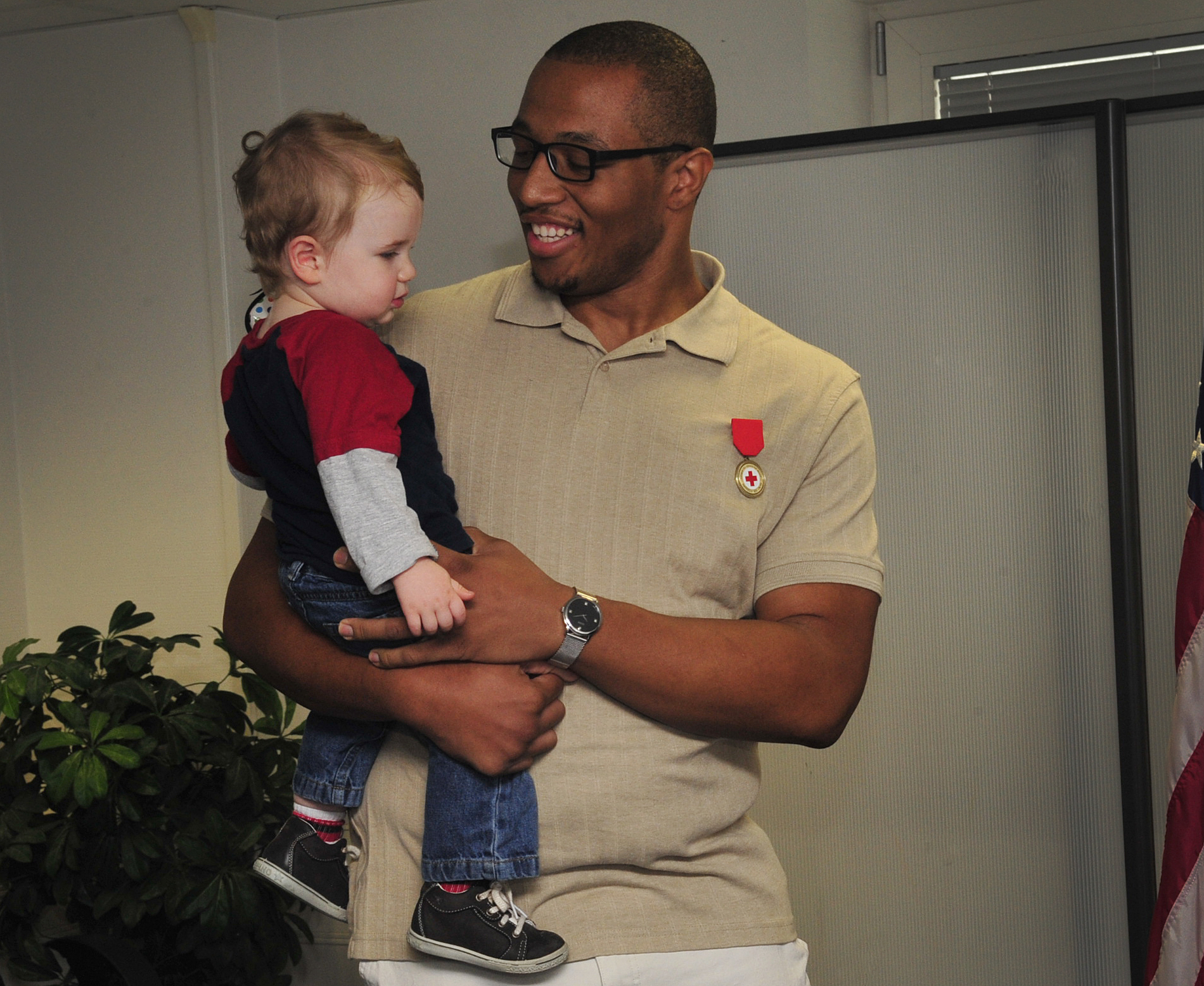 86th FSS caregiver receives Red Cross Lifesaver Award > Ramstein Air ...