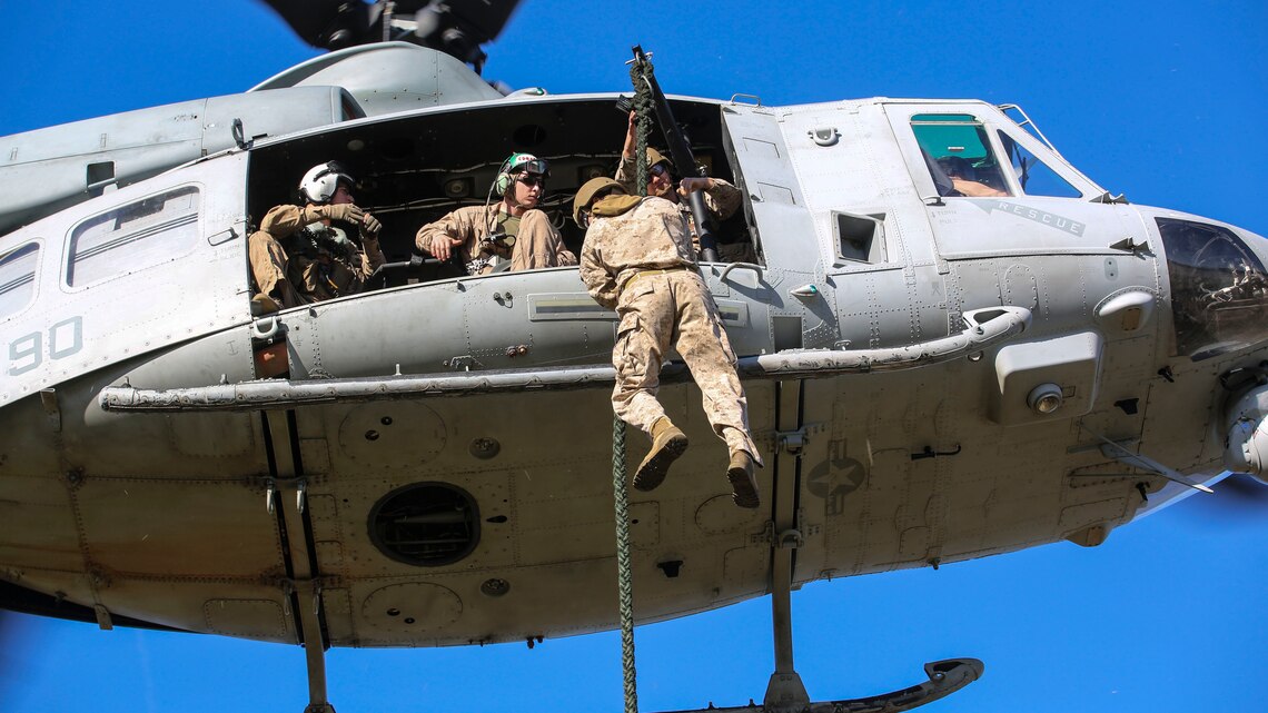 Making descent: Marines hone fast-roping skills > United States Marine ...