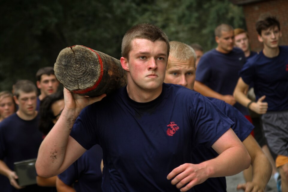 Marine recruits learn teamwork during grueling hike > Marine Corps ...
