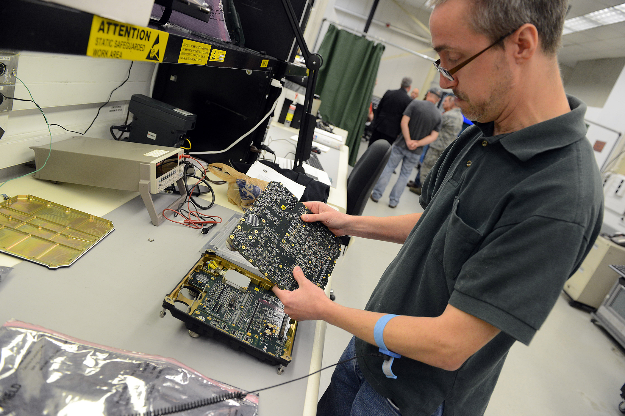 electronics technician salary