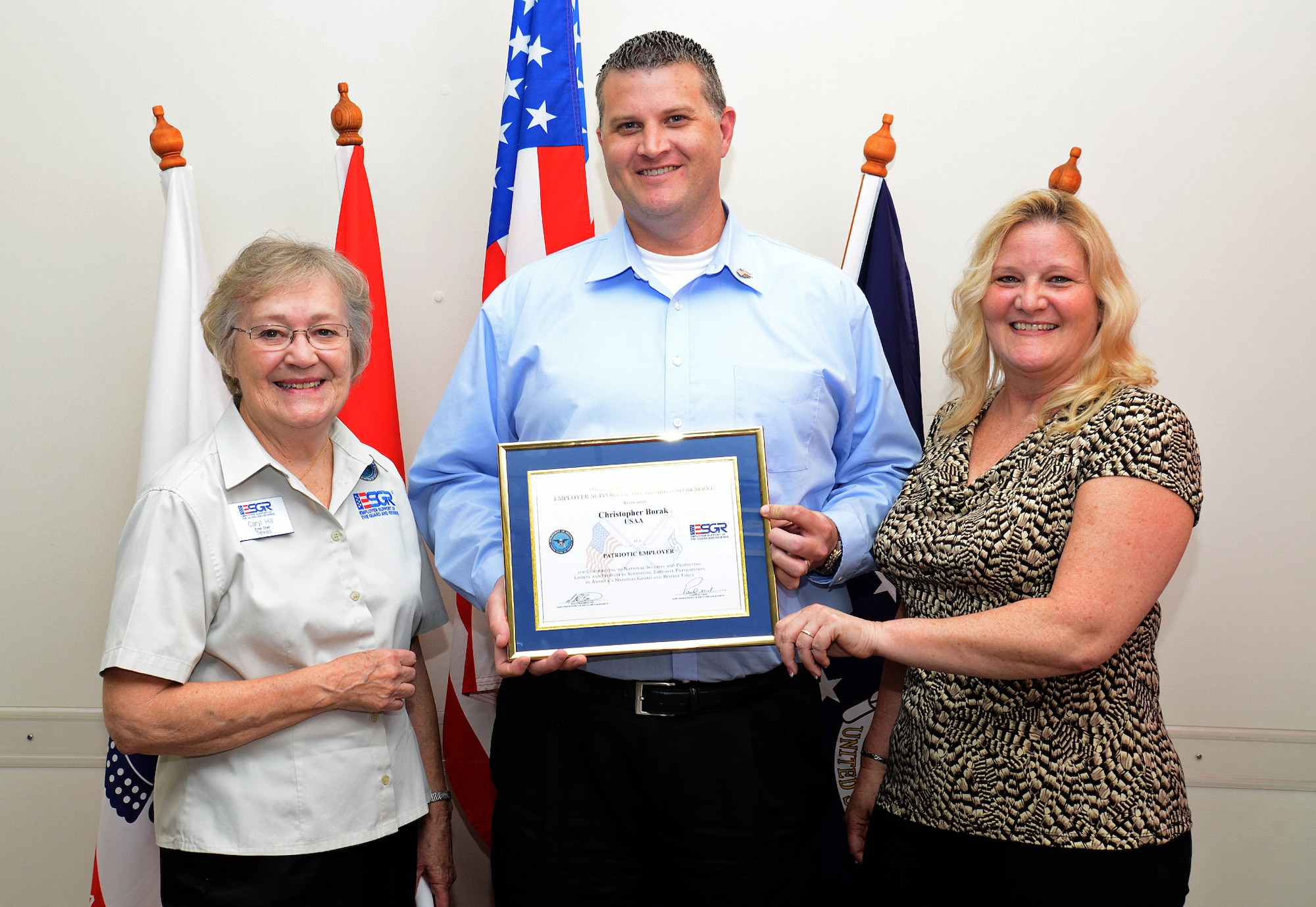 Alamo Wing Airman presents ESGR award to employer > 433rd Airlift Wing ...