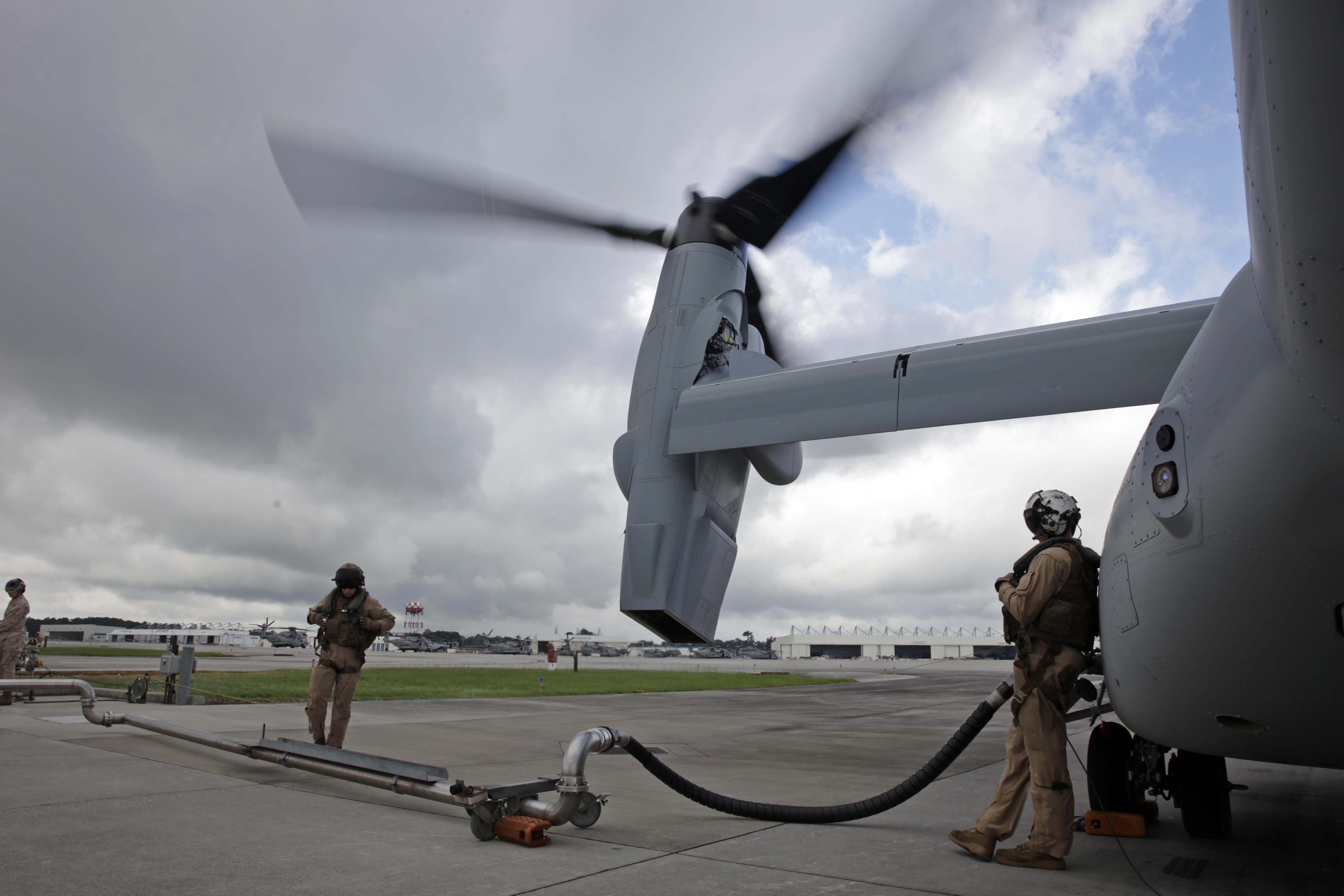 VMM-365 and MARSOC conduct parachute operations