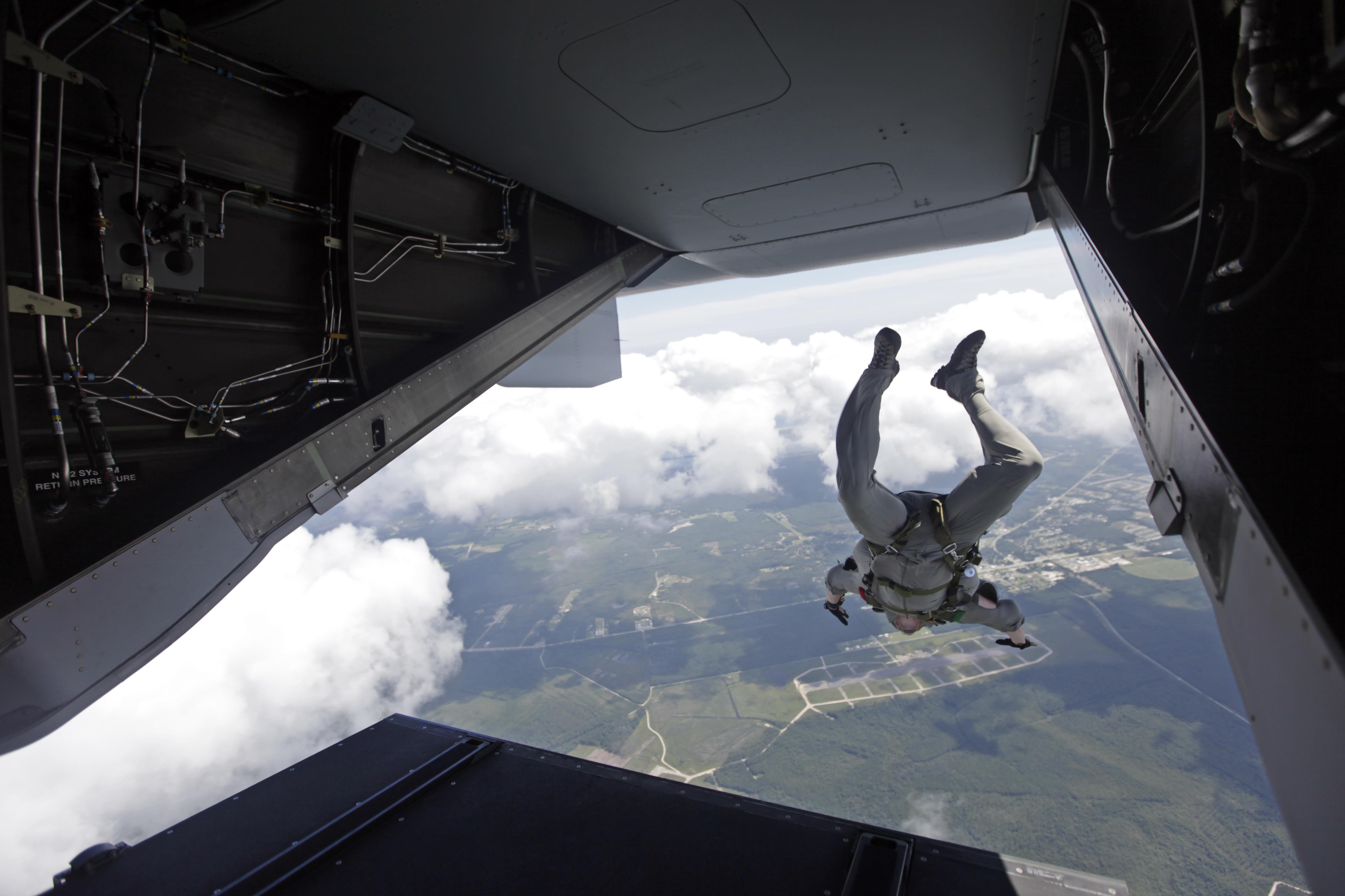VMM-365 and MARSOC conduct parachute operations