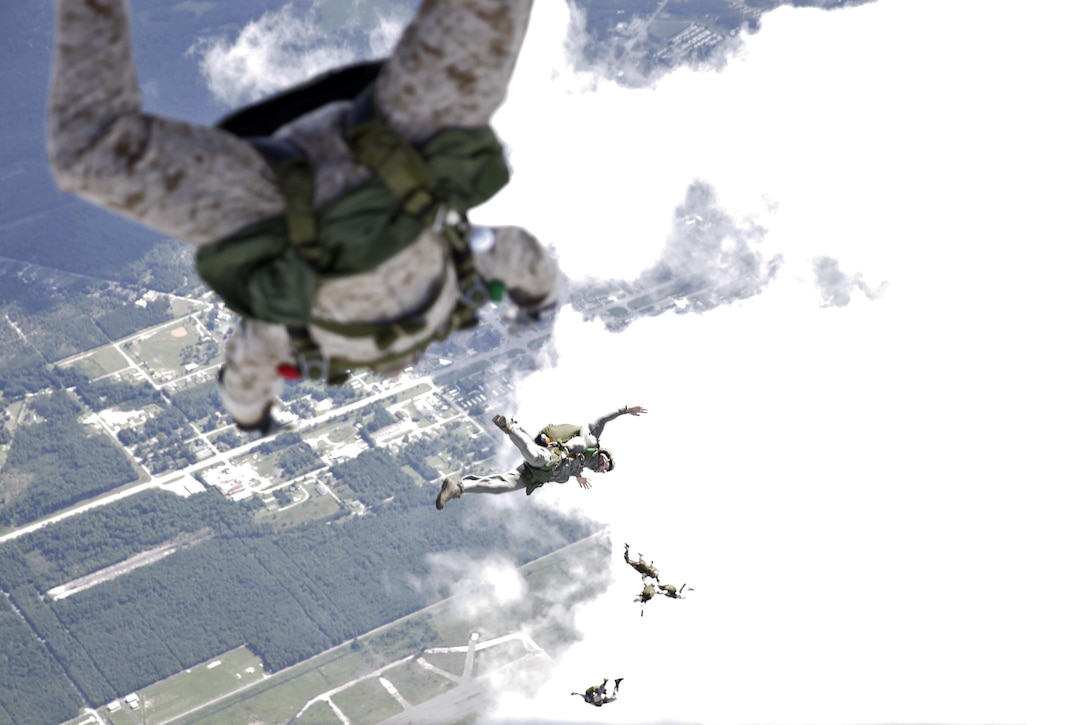 VMM-365 and MARSOC conduct parachute operations