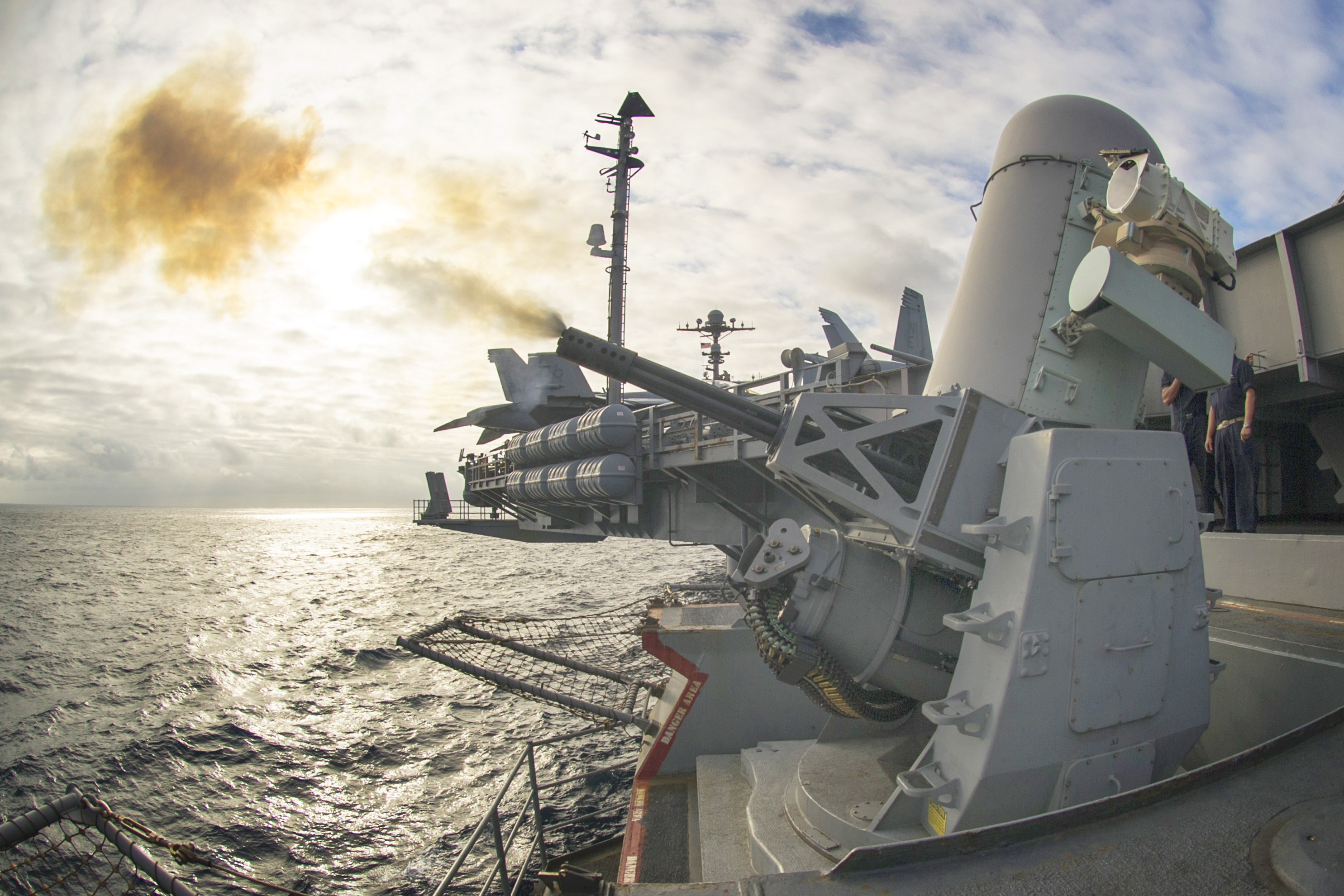 The aircraft carrier USS George Washington conducts a live-fire ...