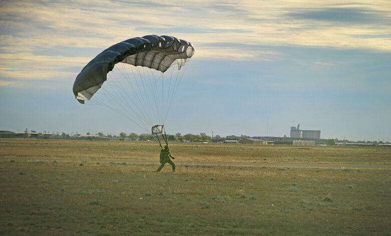 Air Commandos infiltrate via free fall > Air Force Special Operations ...