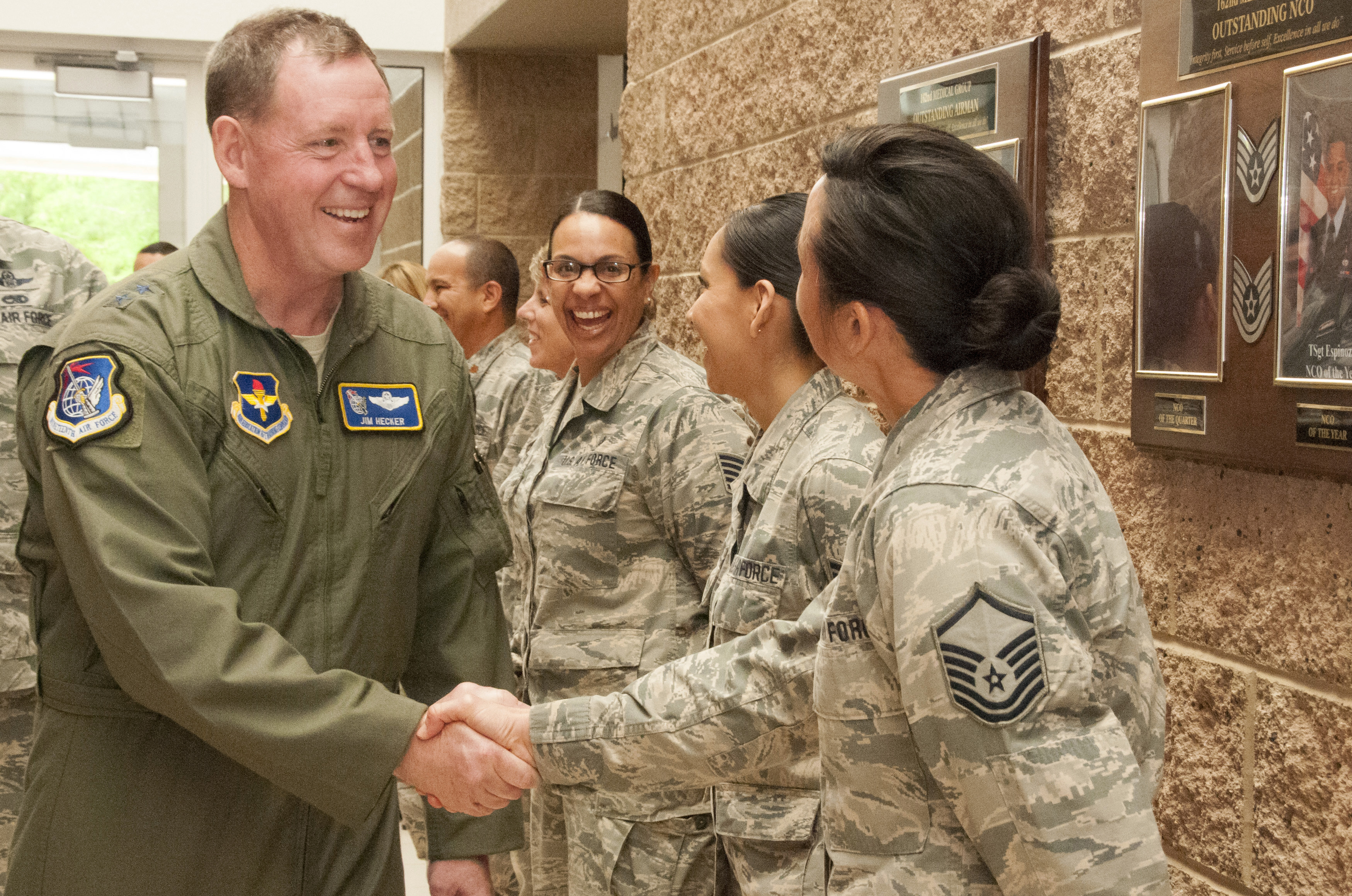 Commander of the 19th Air Force visits Arizona guardsmen > 162nd Wing ...