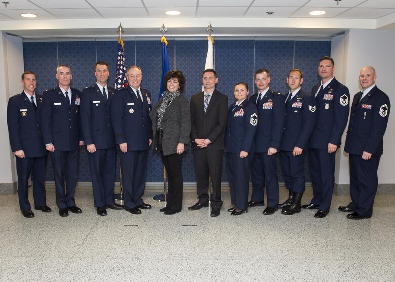 AF presents 2014, 2015 Sijan award winners > U.S. Air Force > Article ...