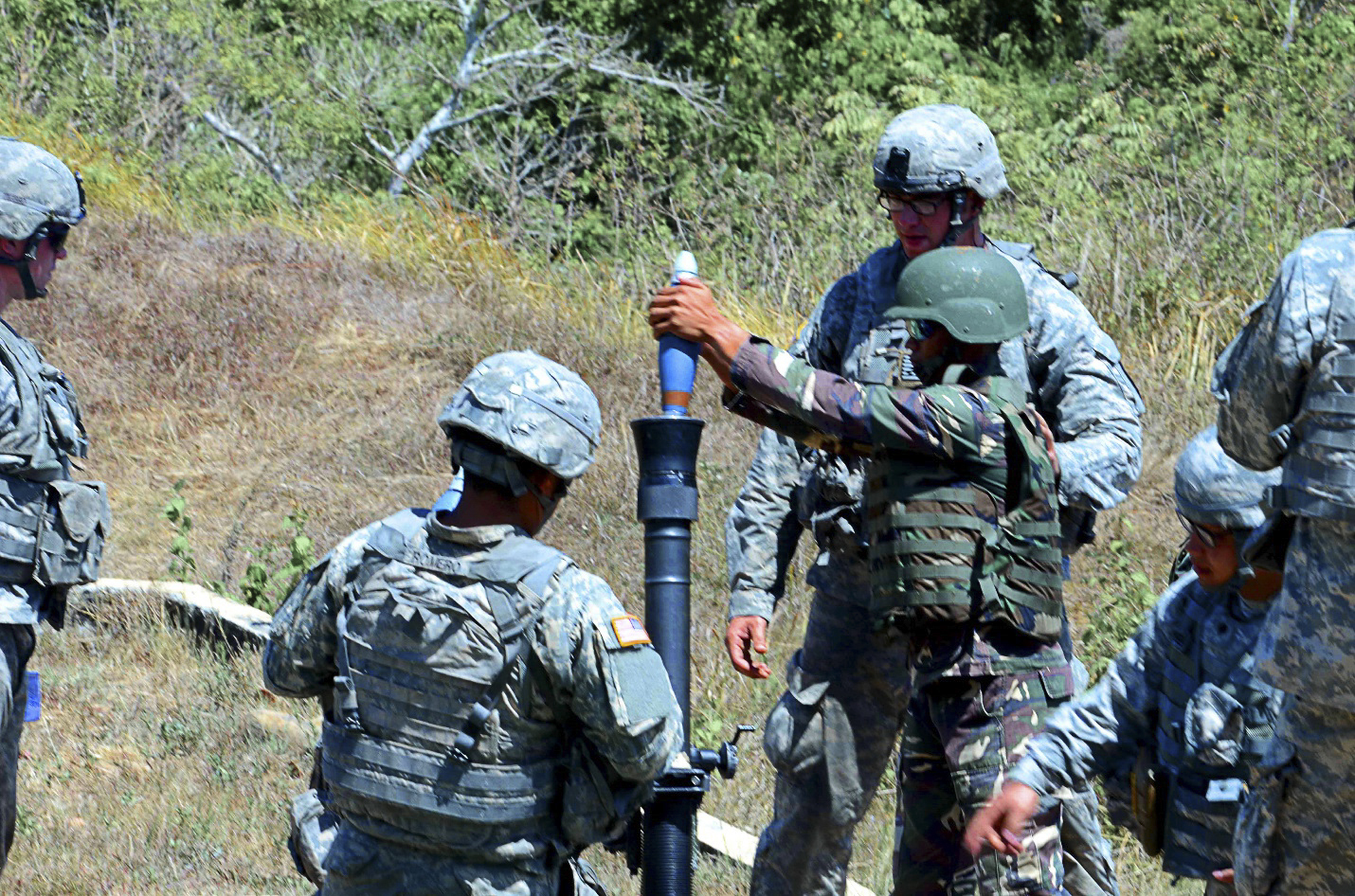 1-2 SBCT Soldiers conduct mortar training with Philippine military