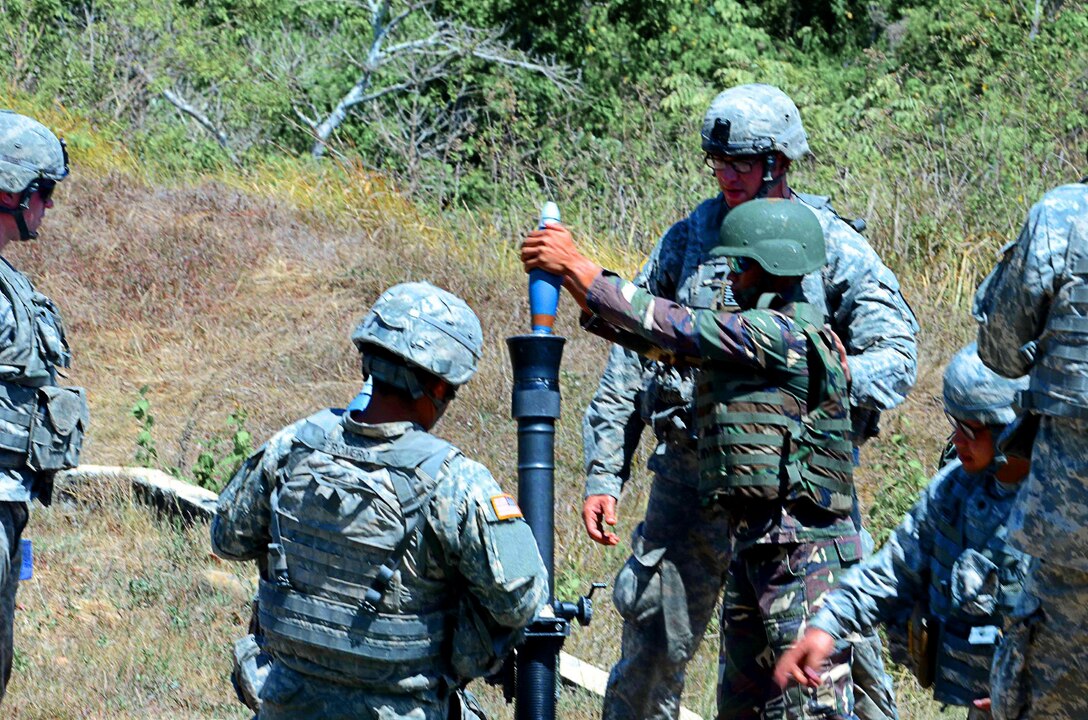 1-2 SBCT Soldiers conduct mortar training with Philippine military